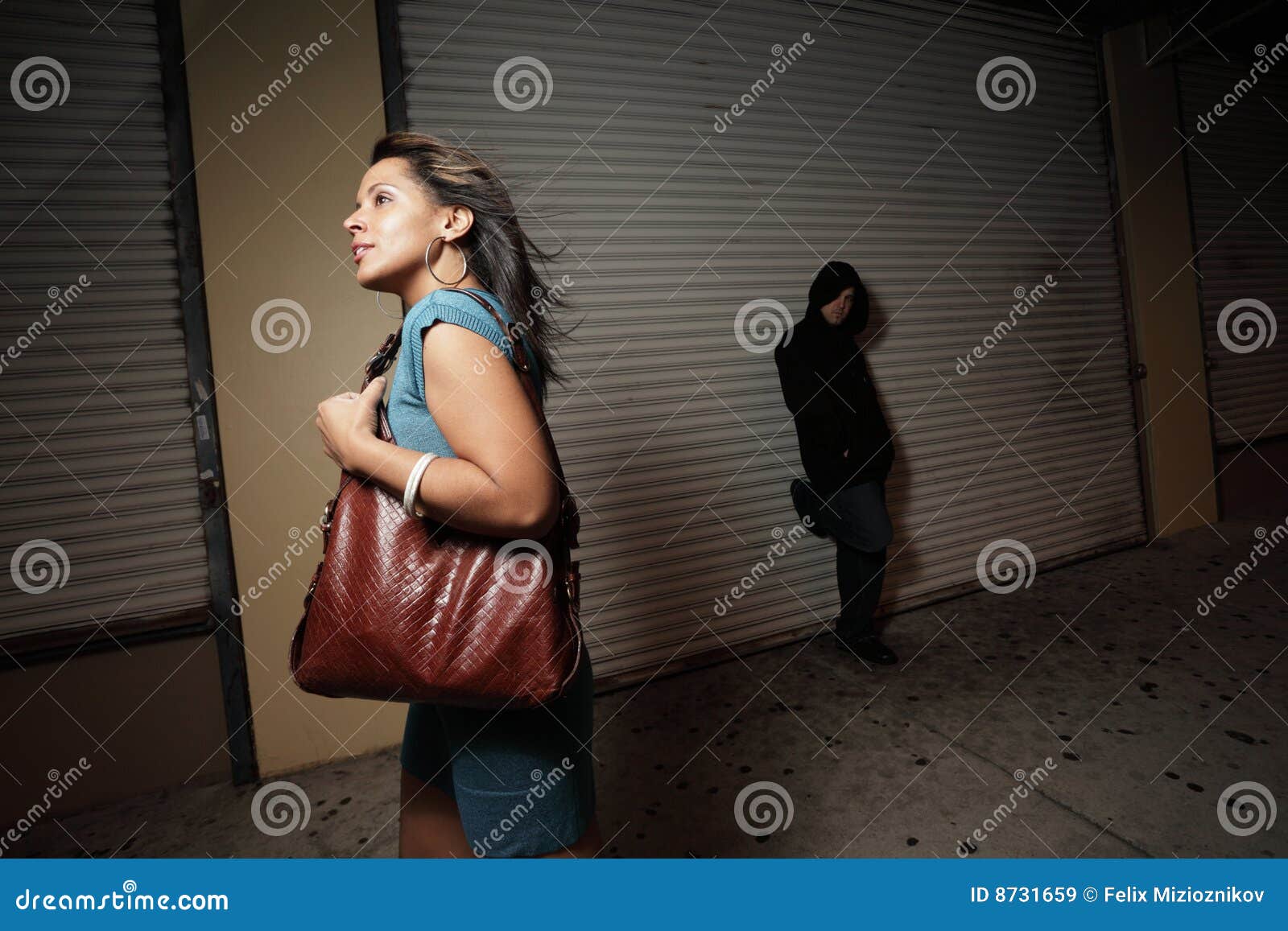 Unsuspecting vrouw stock afbeelding. Image of dame, stad - 8731659