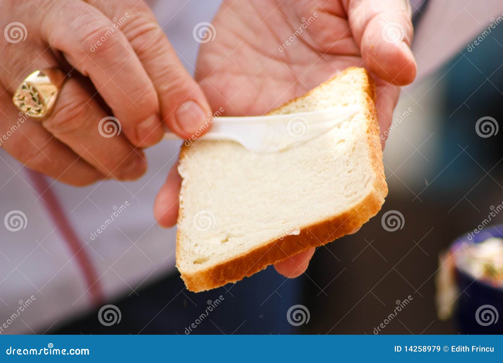 Untar Con Mantequilla Una Rebanada De Pan Imagen de archivo - Imagen de ...