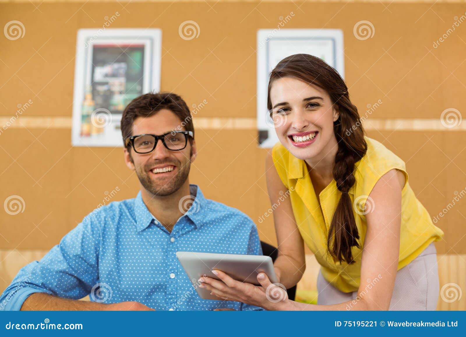 Unternehmensleiter Und Mitarbeiter, Der Digitale Tablette Verwendet ...