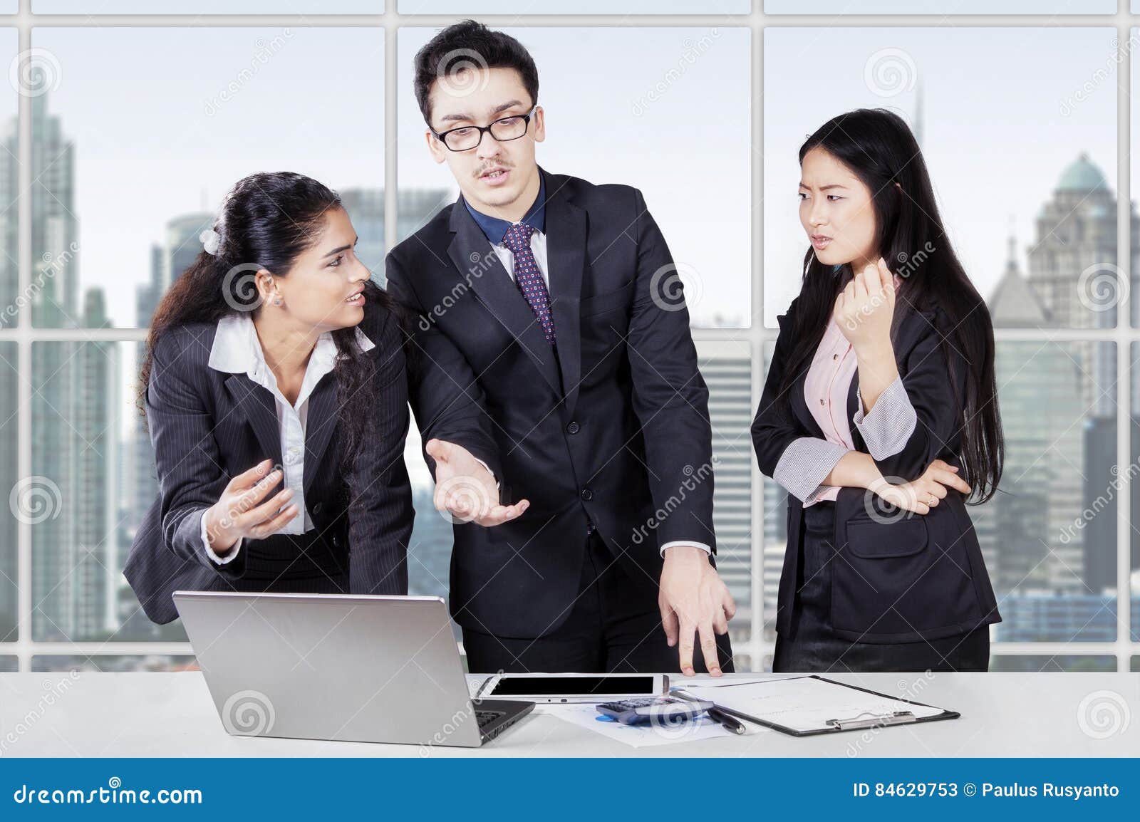 Unternehmer, Die in Einer Sitzung Debattieren Stockbild - Bild von ...