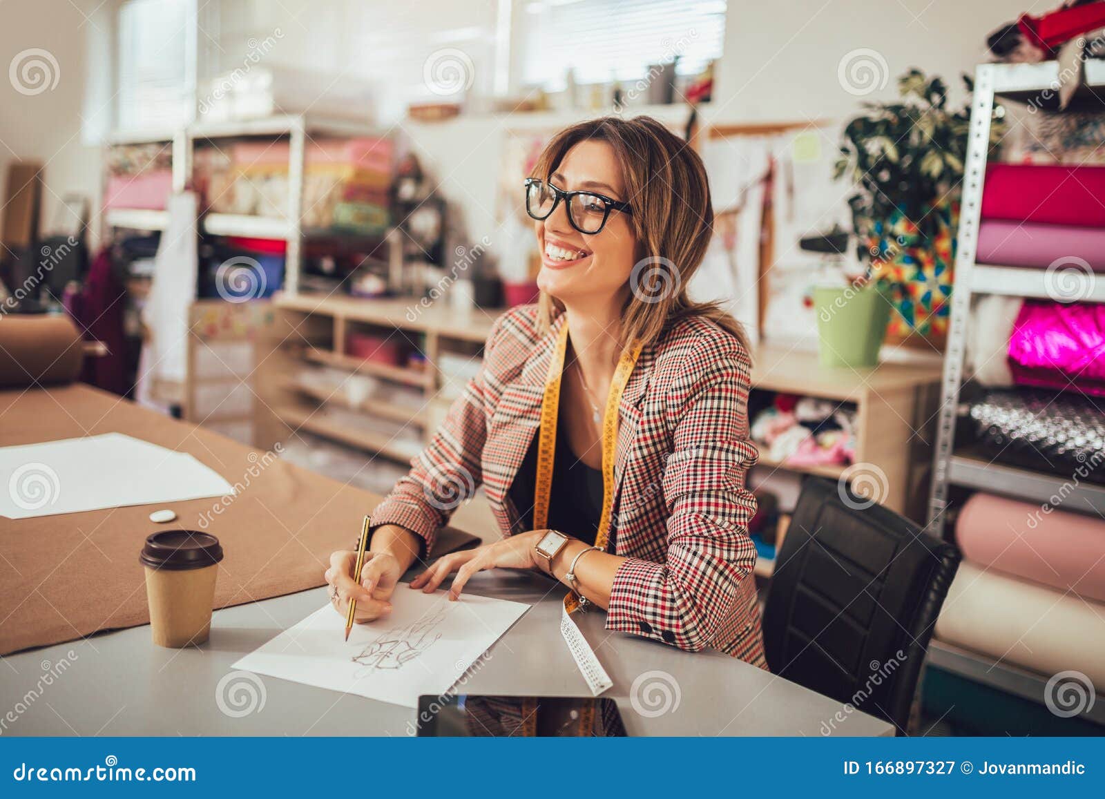 Unternehmerin Oder Modedesignerin, Die Im Atelier Arbeitet Stockbild ...