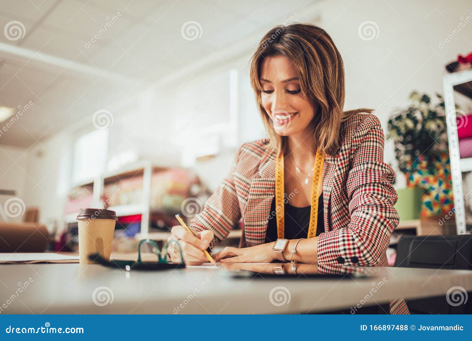 Unternehmerin Oder Modedesignerin, Die Im Atelier Arbeitet Stockfoto ...