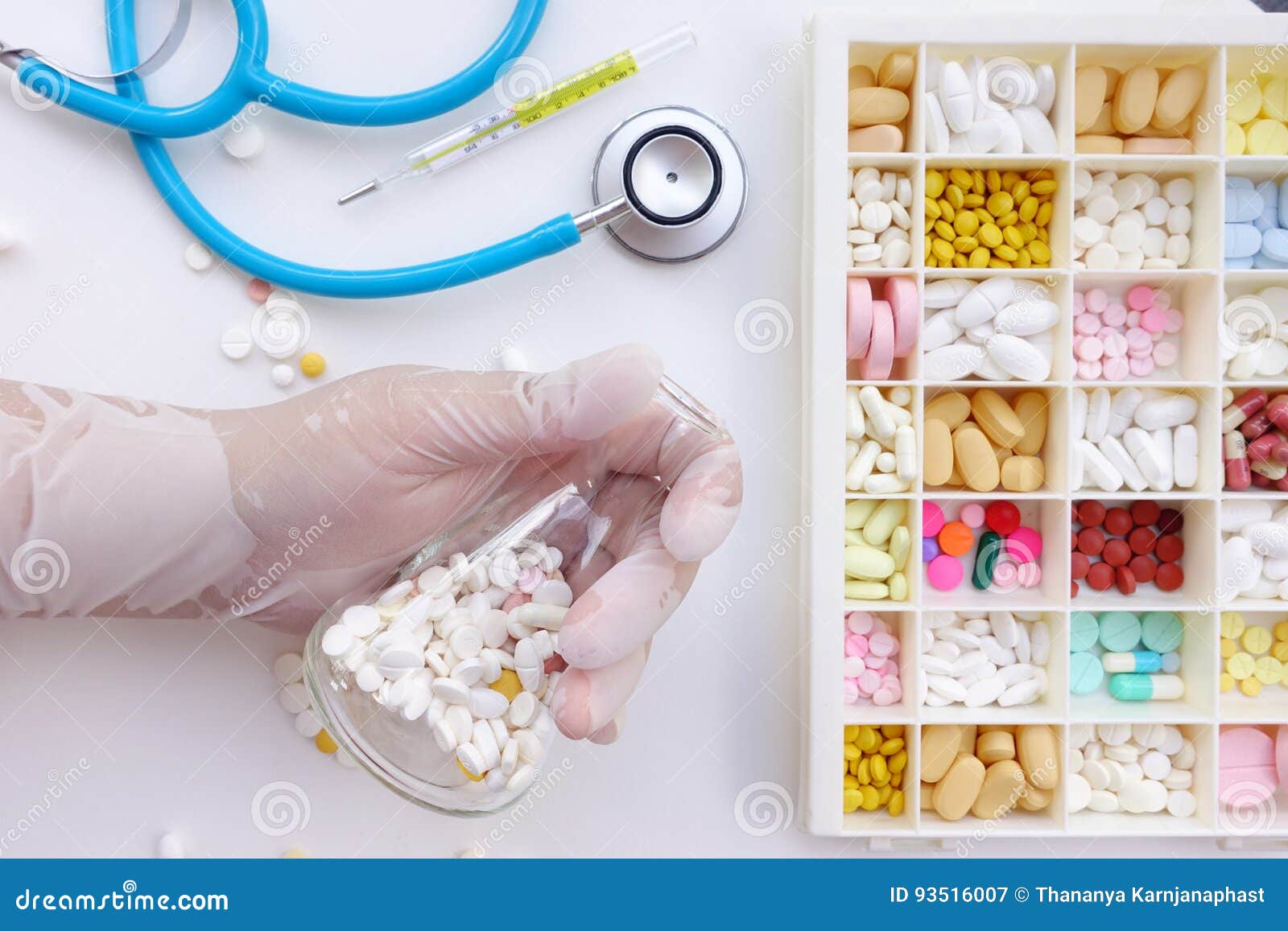 Unterschiedliche Medikation an Hand Redaktionelles Stockfotografie ...