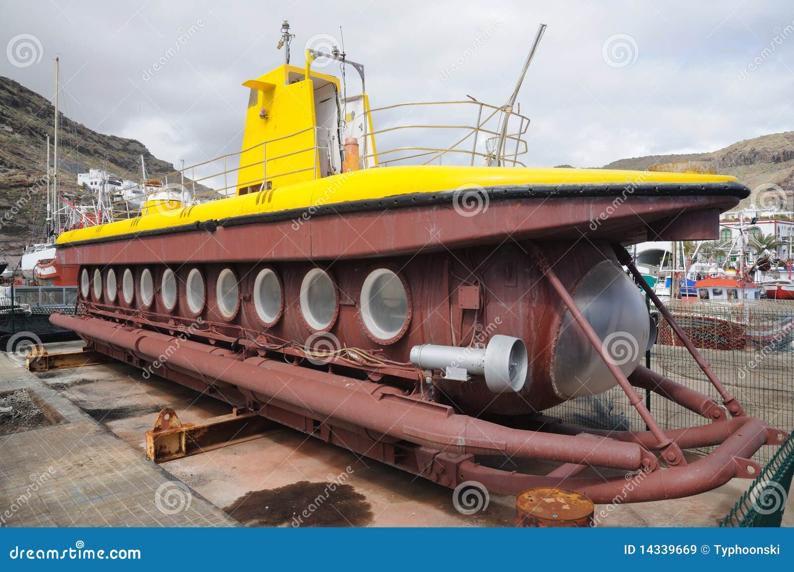 Unterseeboot Im Trockenen Dock Stockbild - Bild von gelb, anklagebank ...