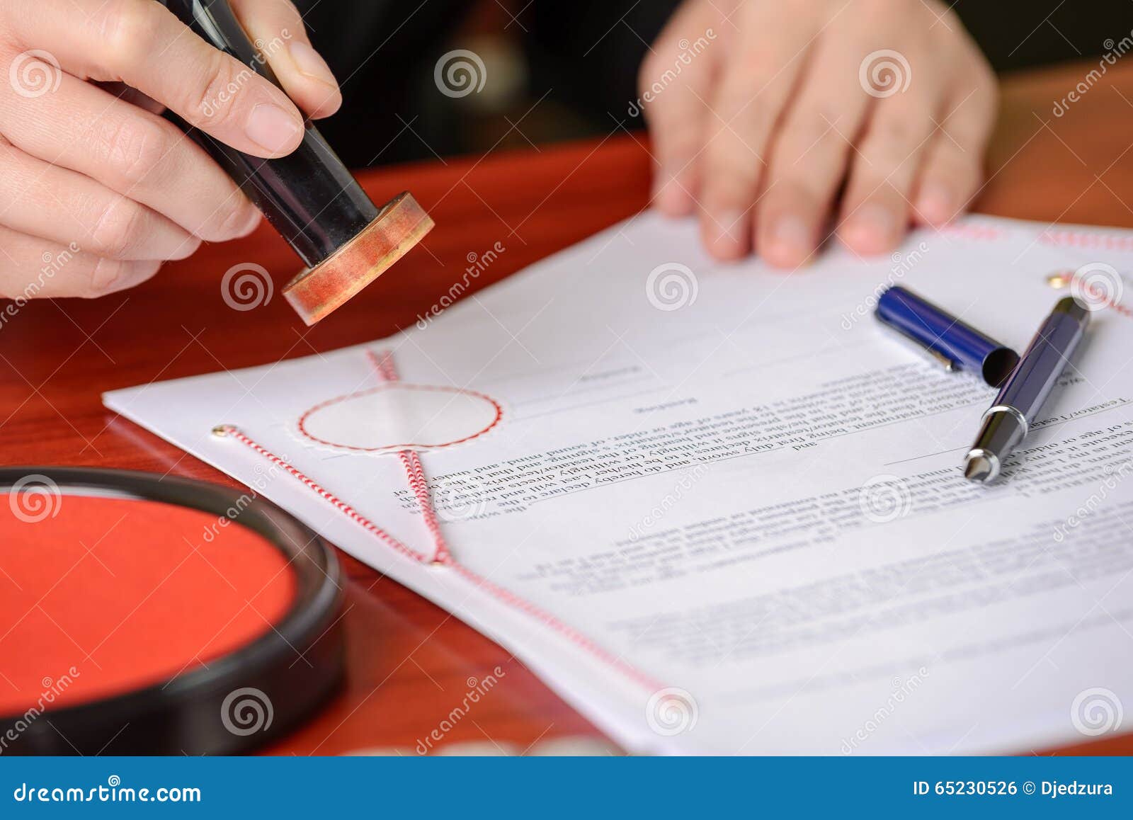 Unterzeichneter Vertrag Des Notars Stempel Stockfoto - Bild von ...
