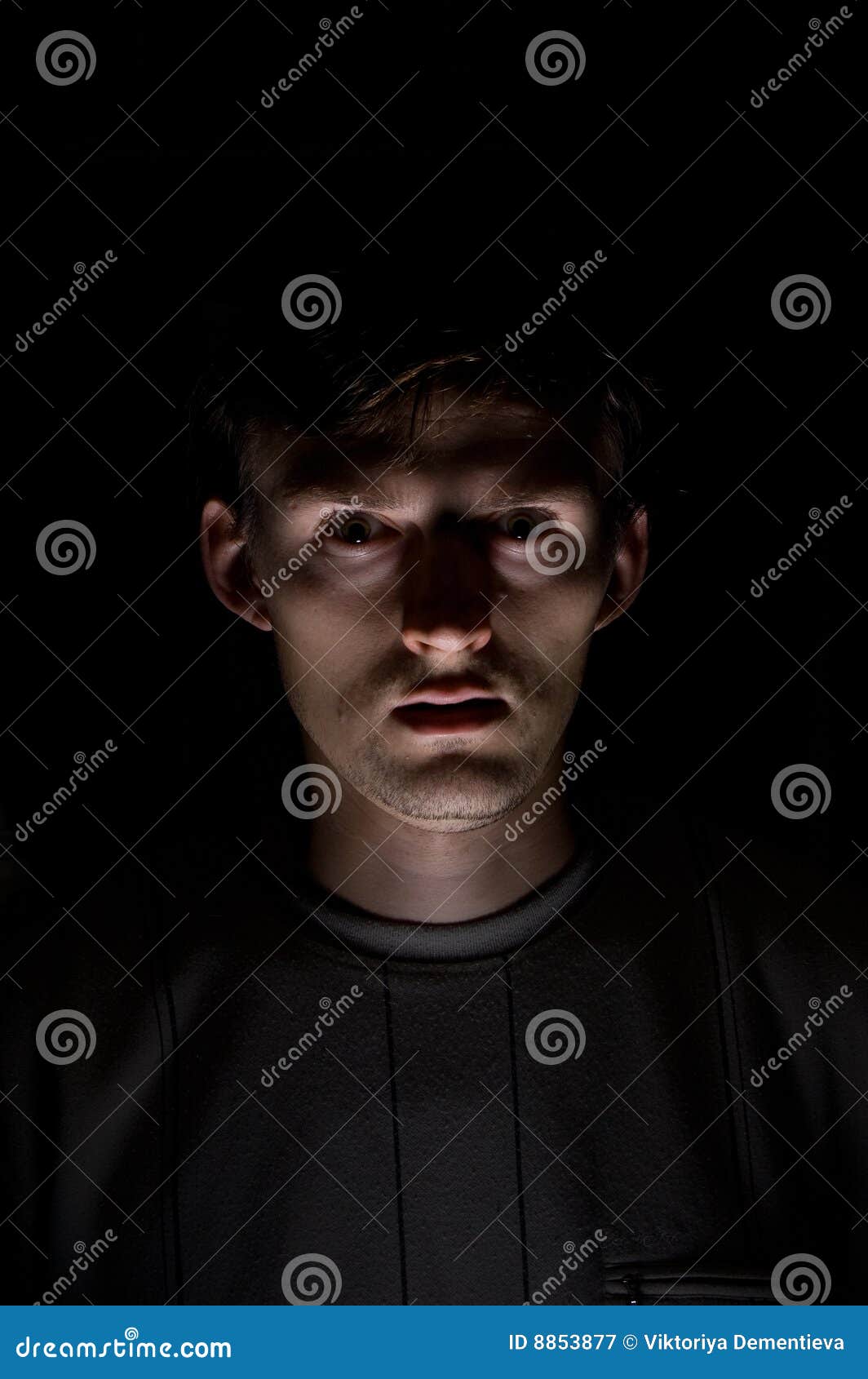 Uomini caucasici tenebrosi immagine stock. Immagine di nerezza - 8853877