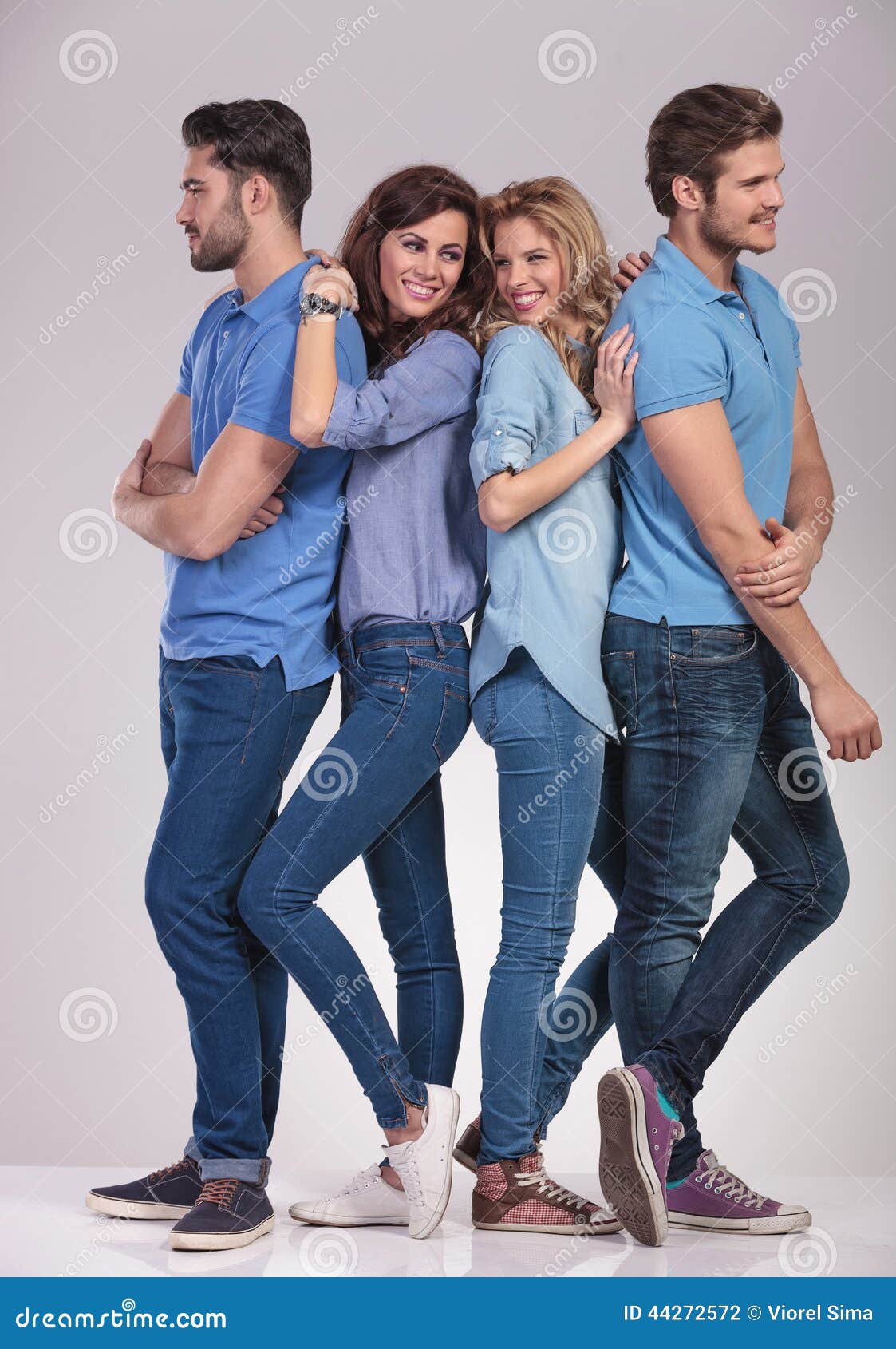 Uomini Che Guardano Ai Lati E Donne Che Sorridono L'un L'altro ... Uomini Che Guardano Ai Lati E Donne Che Sorridono L'un L'altro ...