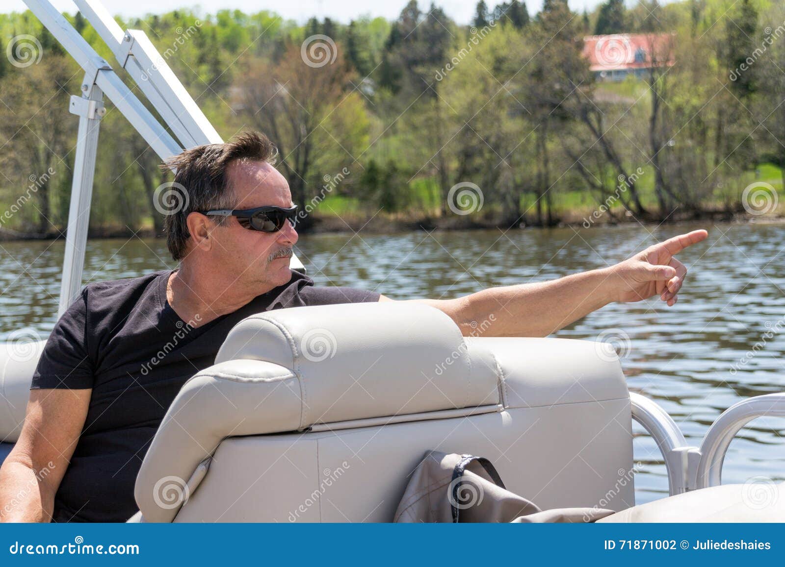 Uomini Che Indicano Dito Su Una Barca Fotografia Stock - Immagine di ...