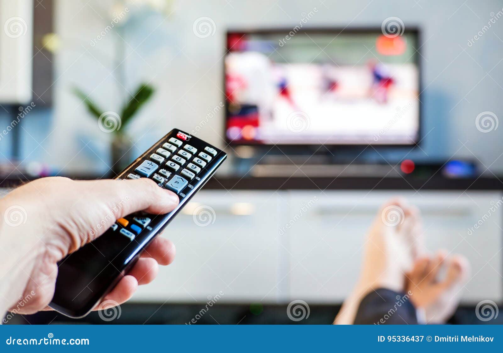 Uomini Con Il Telecomando, Parte Anteriore Della Televisione Immagine ...