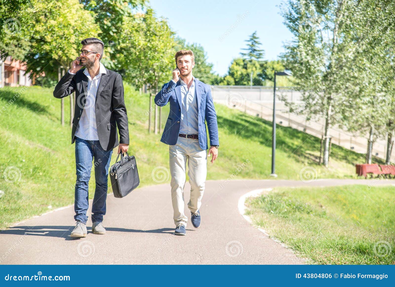 Uomini D'affari Che Camminano All'aperto Fotografia Stock - Immagine di ...