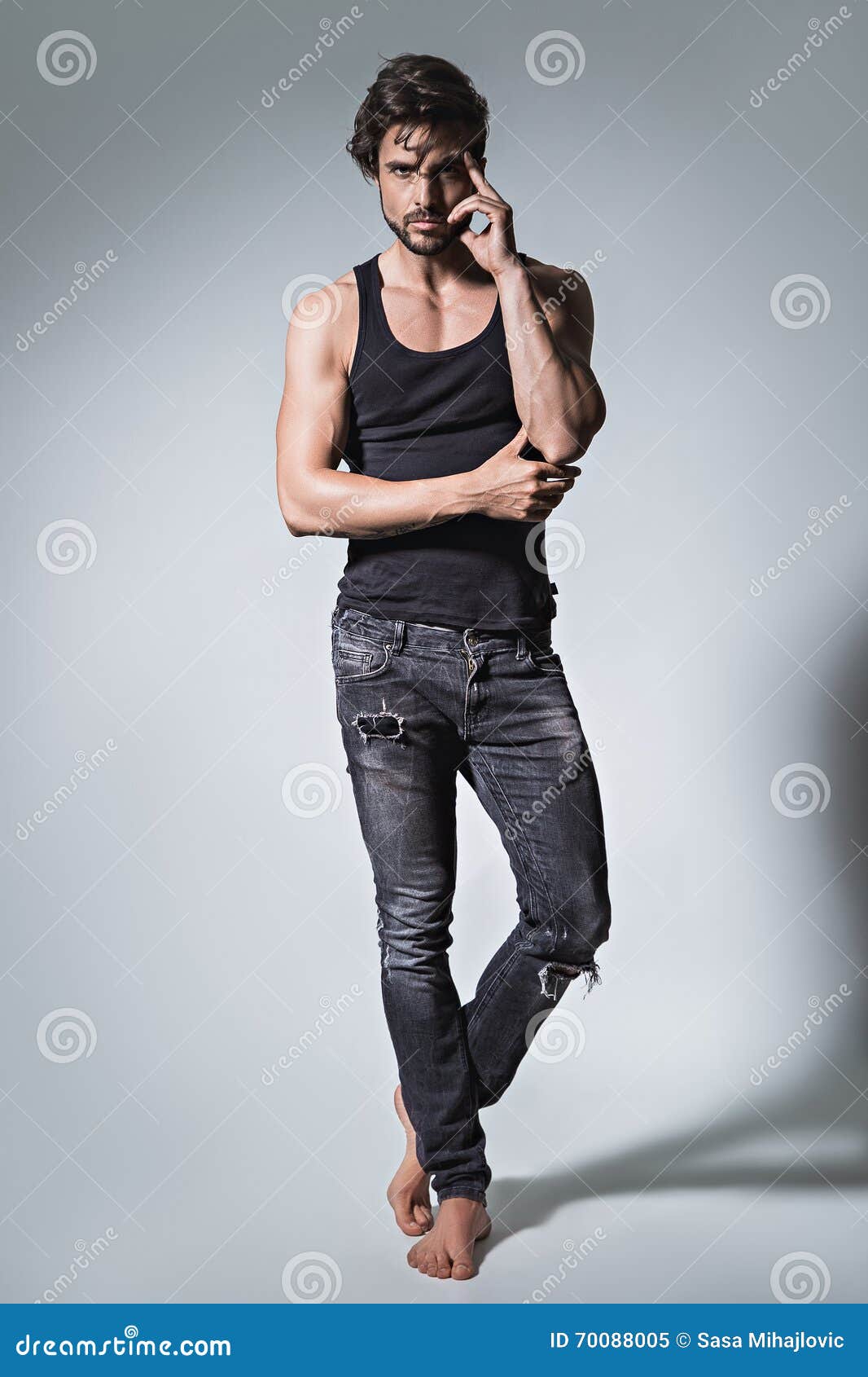 Uomo Adatto Che Posa in Jeans E Camicia Immagine Stock - Immagine di ...