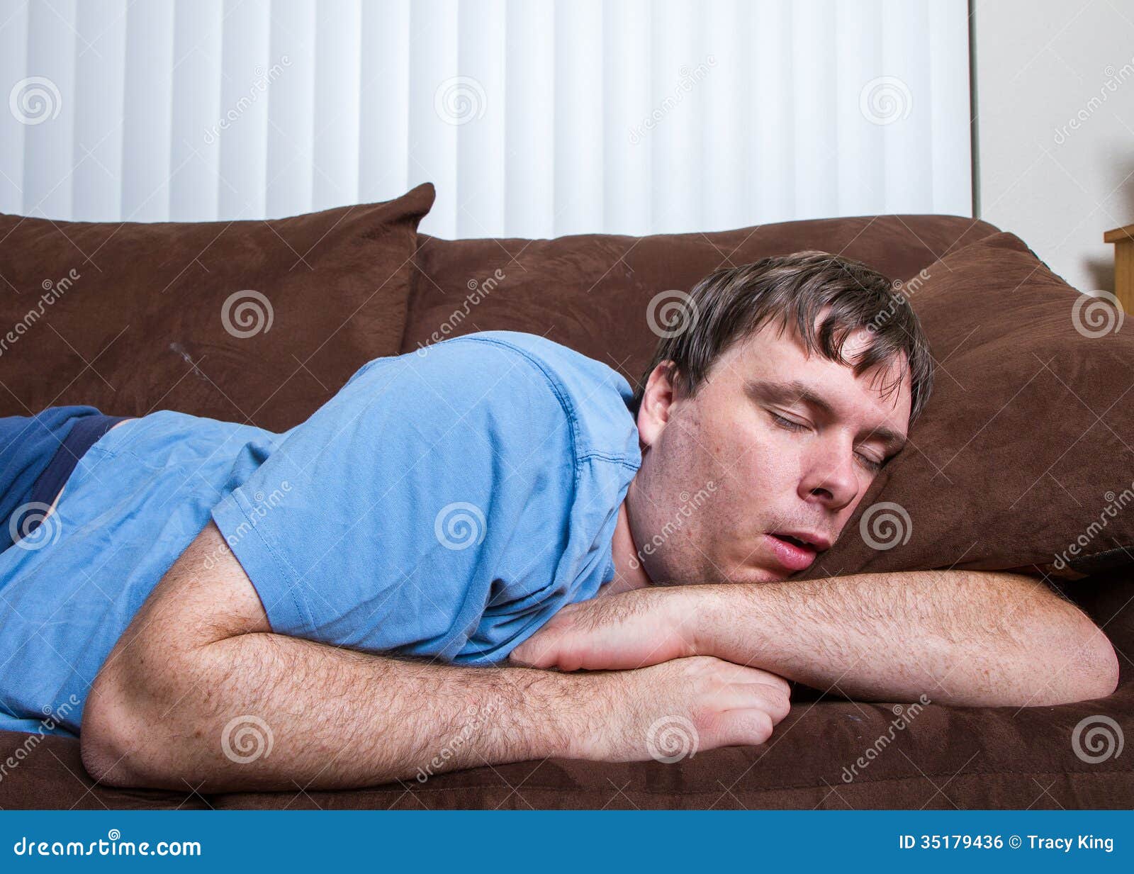 Uomo addormentato fotografia stock. Immagine di uomo - 35179436