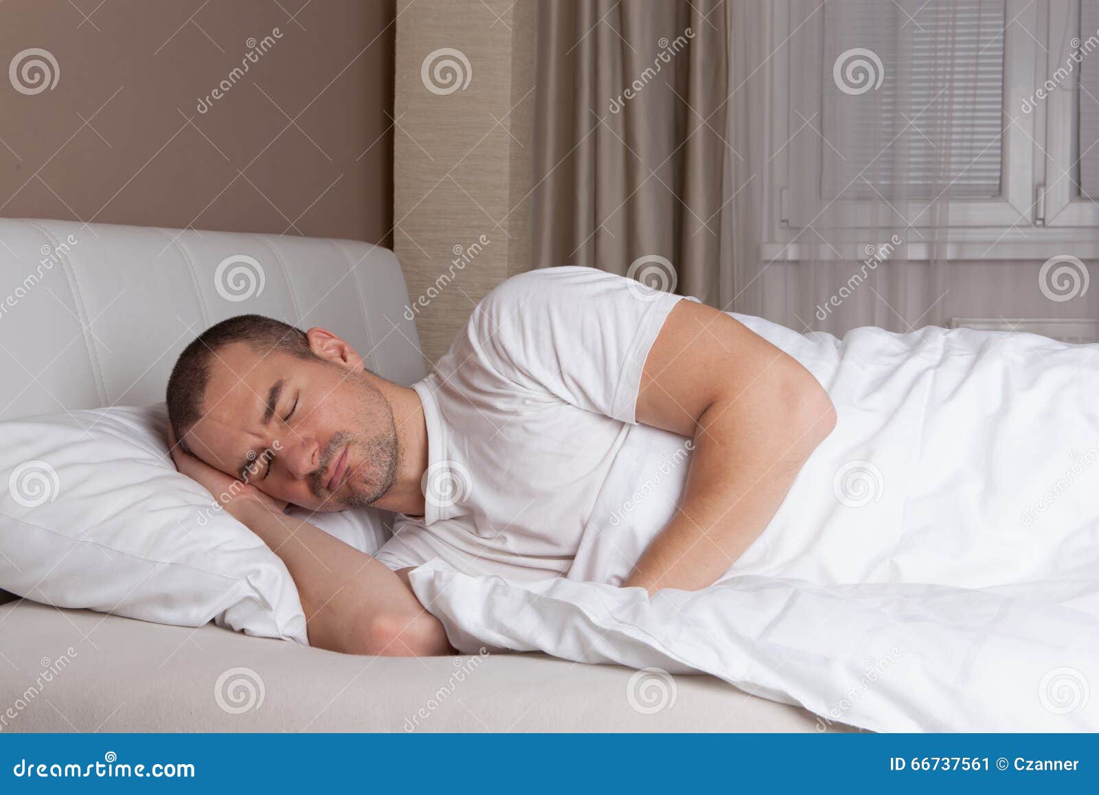 Uomo addormentato immagine stock. Immagine di interno - 66737561
