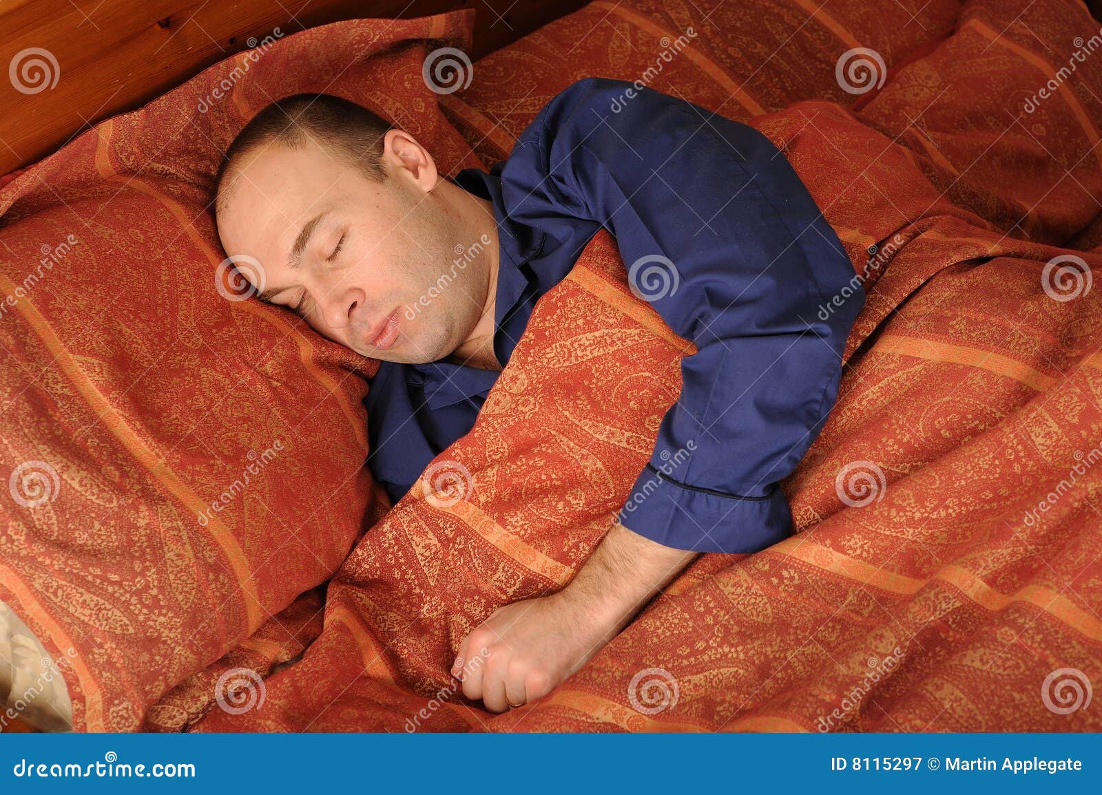 Uomo addormentato in base immagine stock. Immagine di dell - 8115297