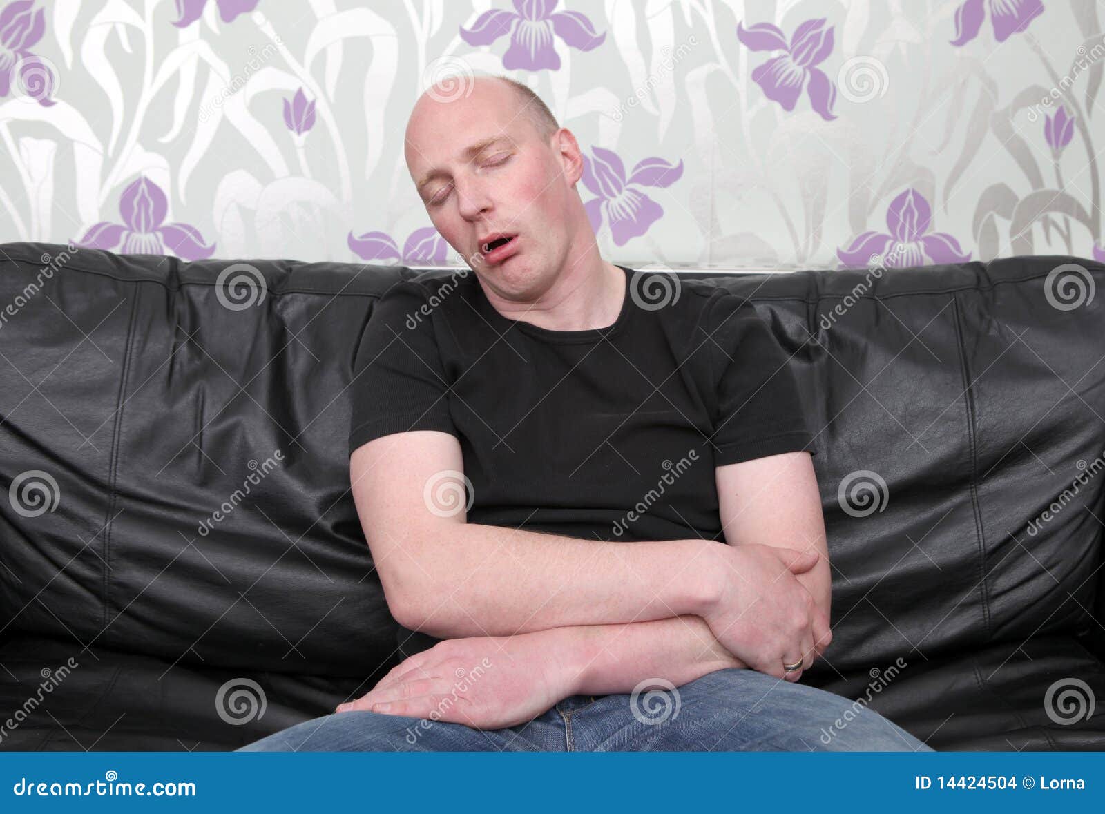 Uomo addormentato del sofà fotografia stock. Immagine di casuale - 14424504