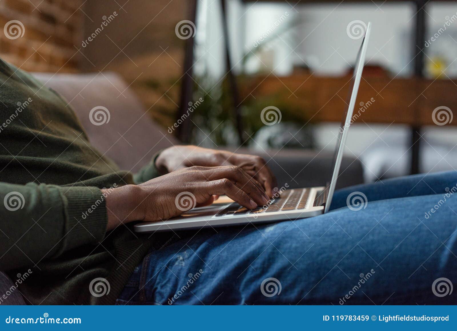 Uomo Afroamericano Che Scrive Sul Computer Portatile Immagine Stock ...