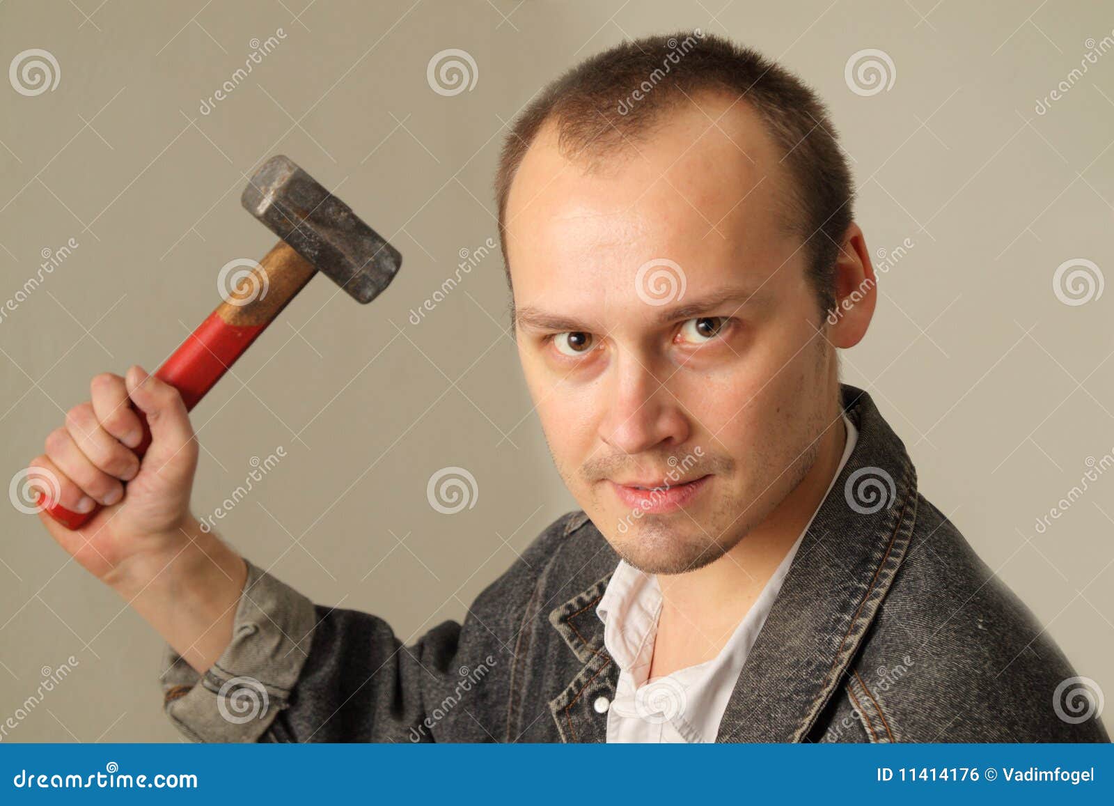 Uomo Aggressivo Con Un Martello Fotografia Stock - Immagine di ...