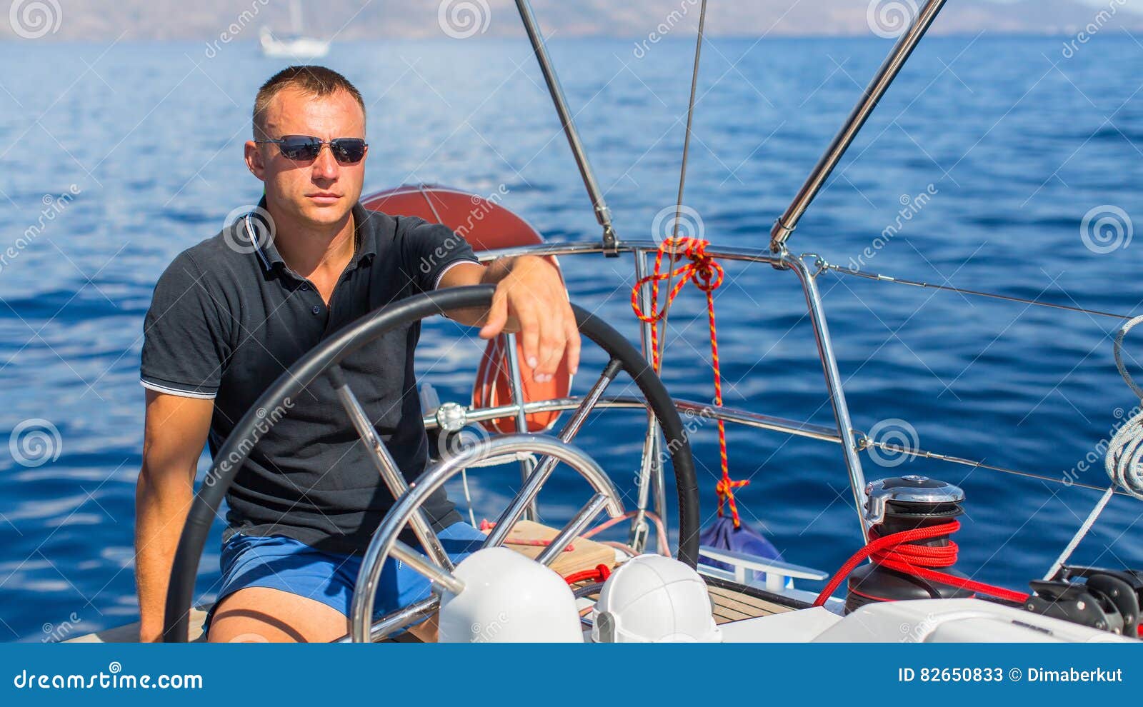 Uomo Al Timone Sulla Barca a Vela Immagine Stock - Immagine di ...