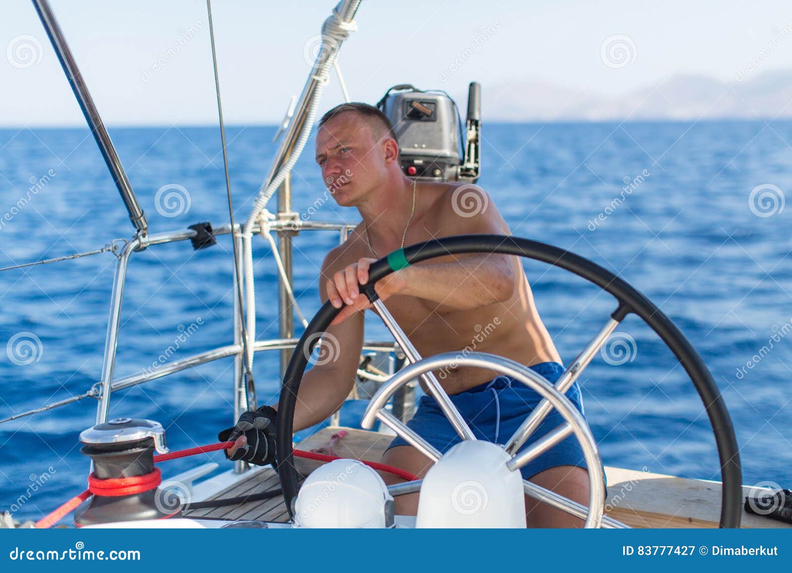 Uomo Alla Barca a Vela Del Timone Immagine Stock - Immagine di crociera ...