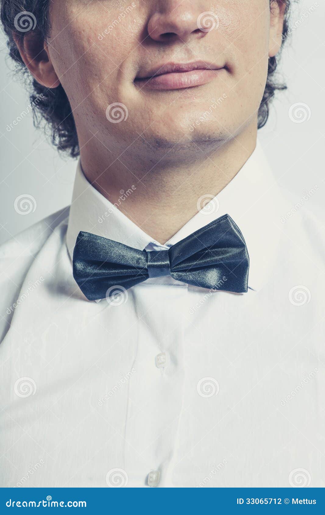 Uomo Alla Moda in Smoking Nero Elegante, Cravatta a Farfalla Fotografia ...