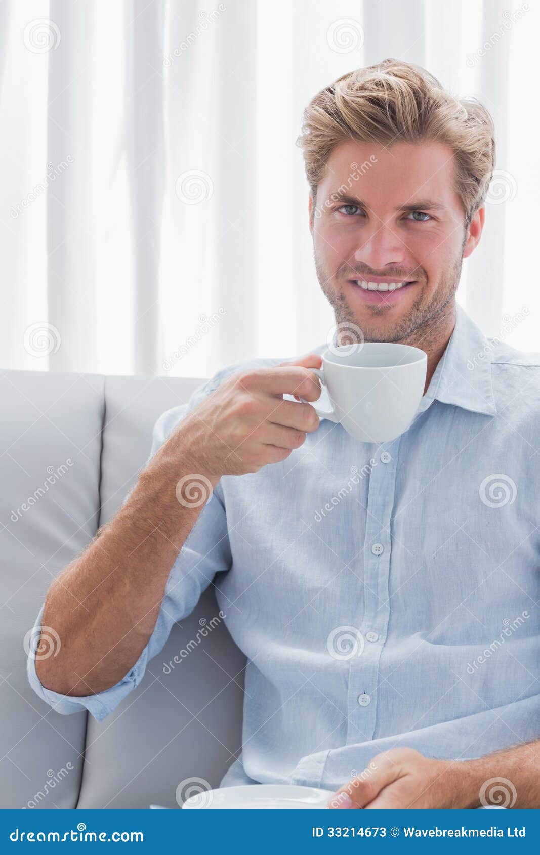 Uomo Allegro Che Beve Un Caffè Immagine Stock - Immagine di felice ...