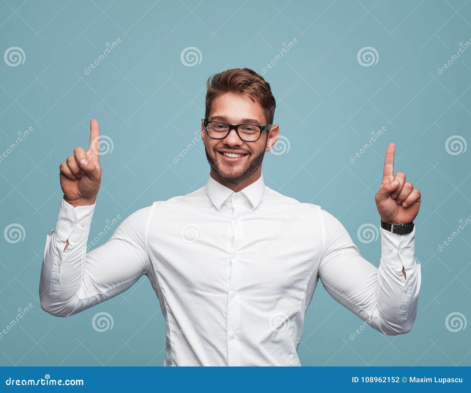 Uomo Allegro Che Mostra Le Dita Su Fotografia Stock - Immagine di ...