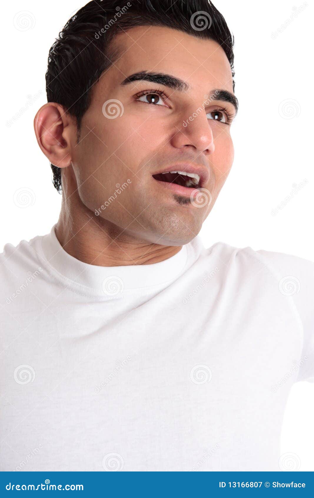 Uomo Allegro Che Osserva Verso Il Cielo Immagine Stock - Immagine di ...