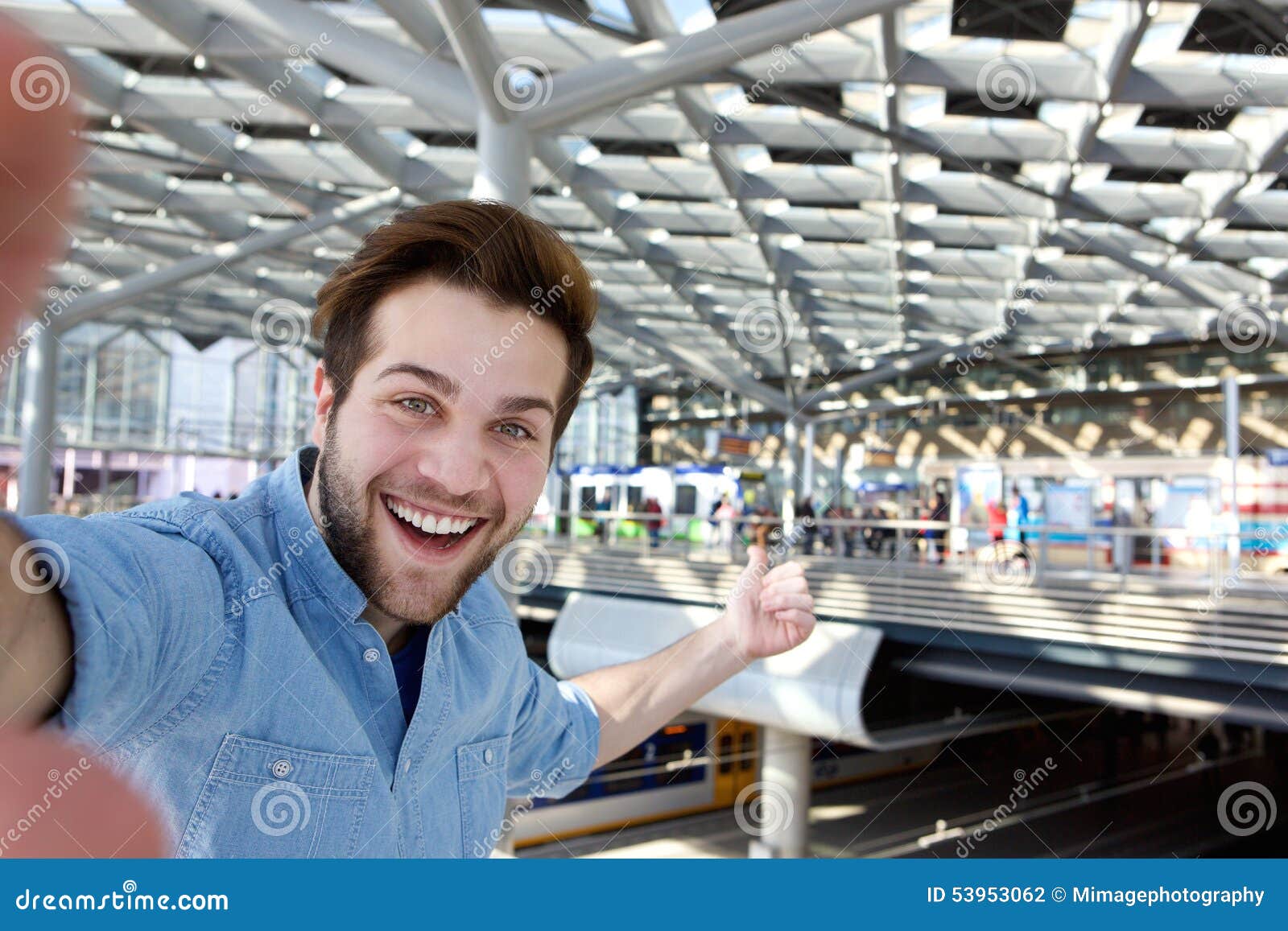Uomo Allegro Che Prende Selfie Ed Indicare Fotografia Stock - Immagine ...