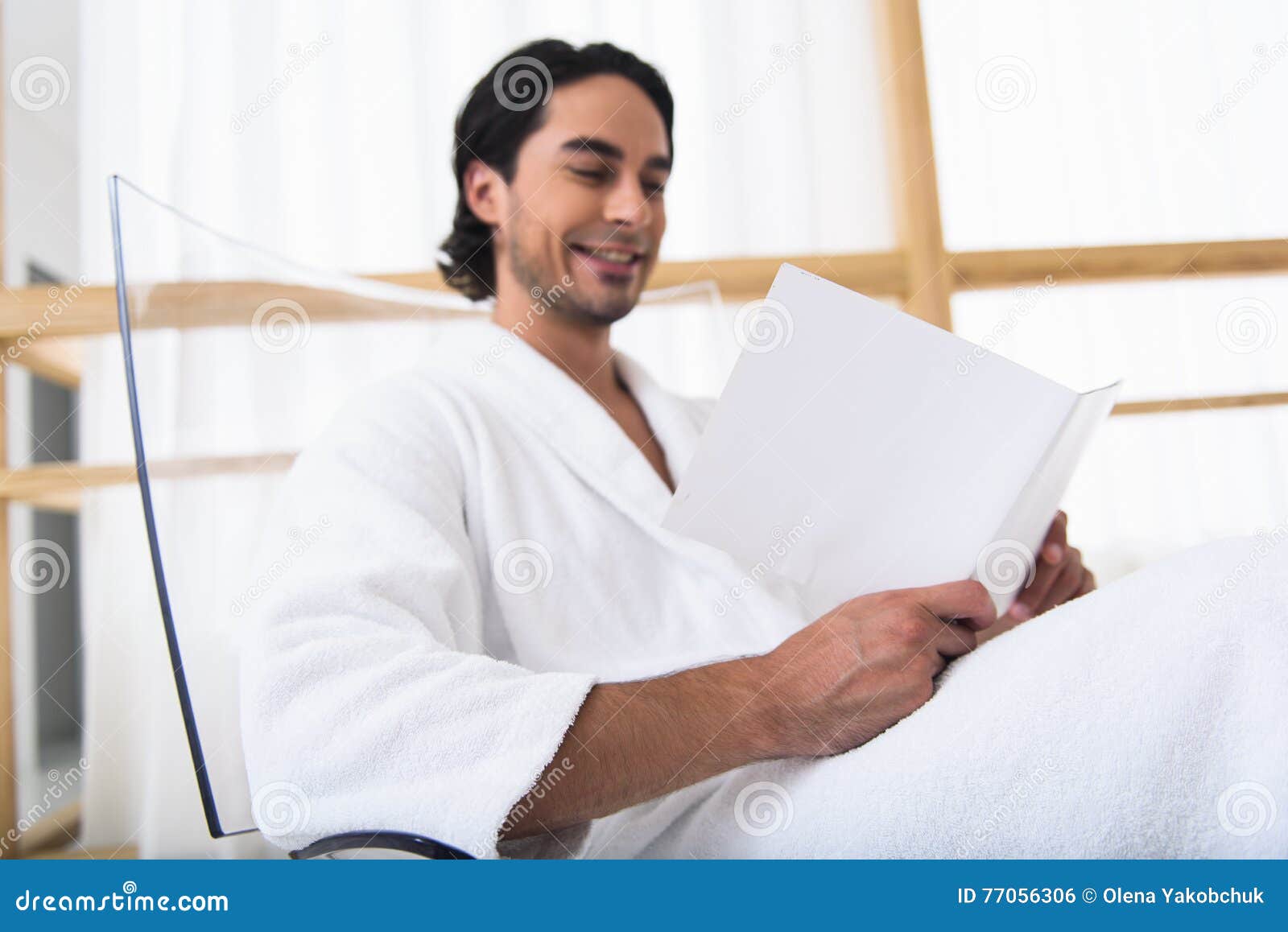 Uomo Allegro Che Si Rilassa Al Centro Di Benessere Fotografia Stock ...