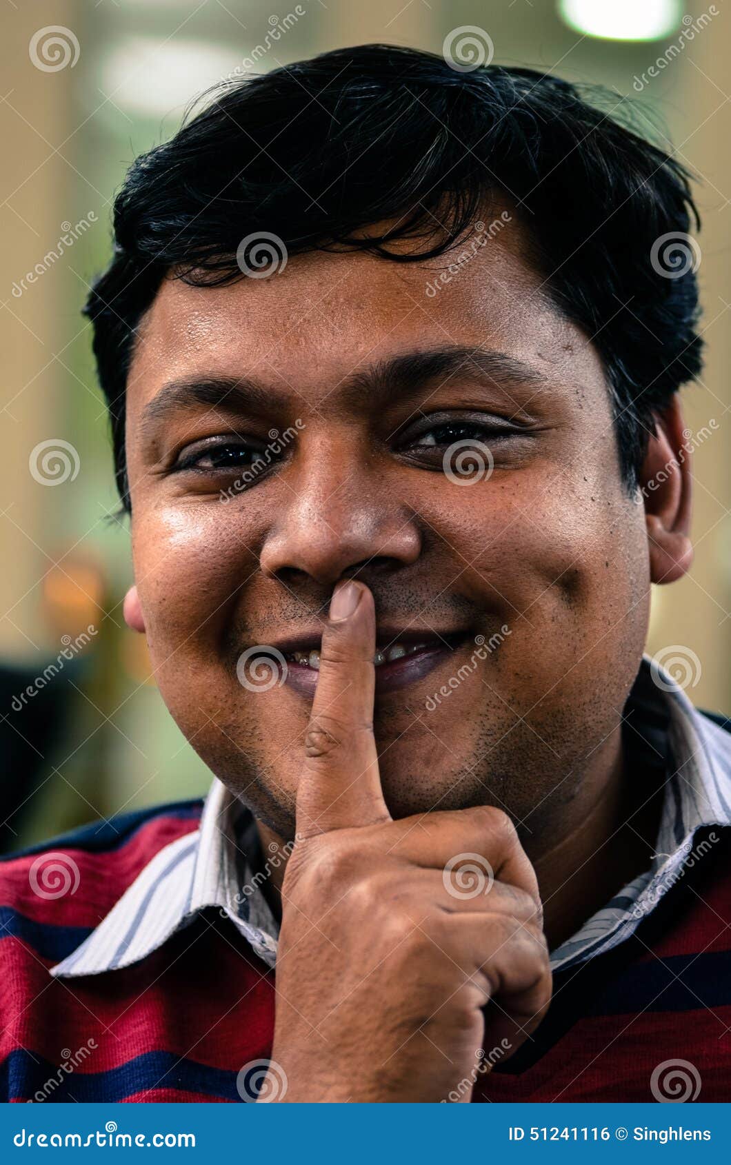 Uomo Allegro Indiano Che Fa Un'espressione Per Tacere Fotografia Stock ...
