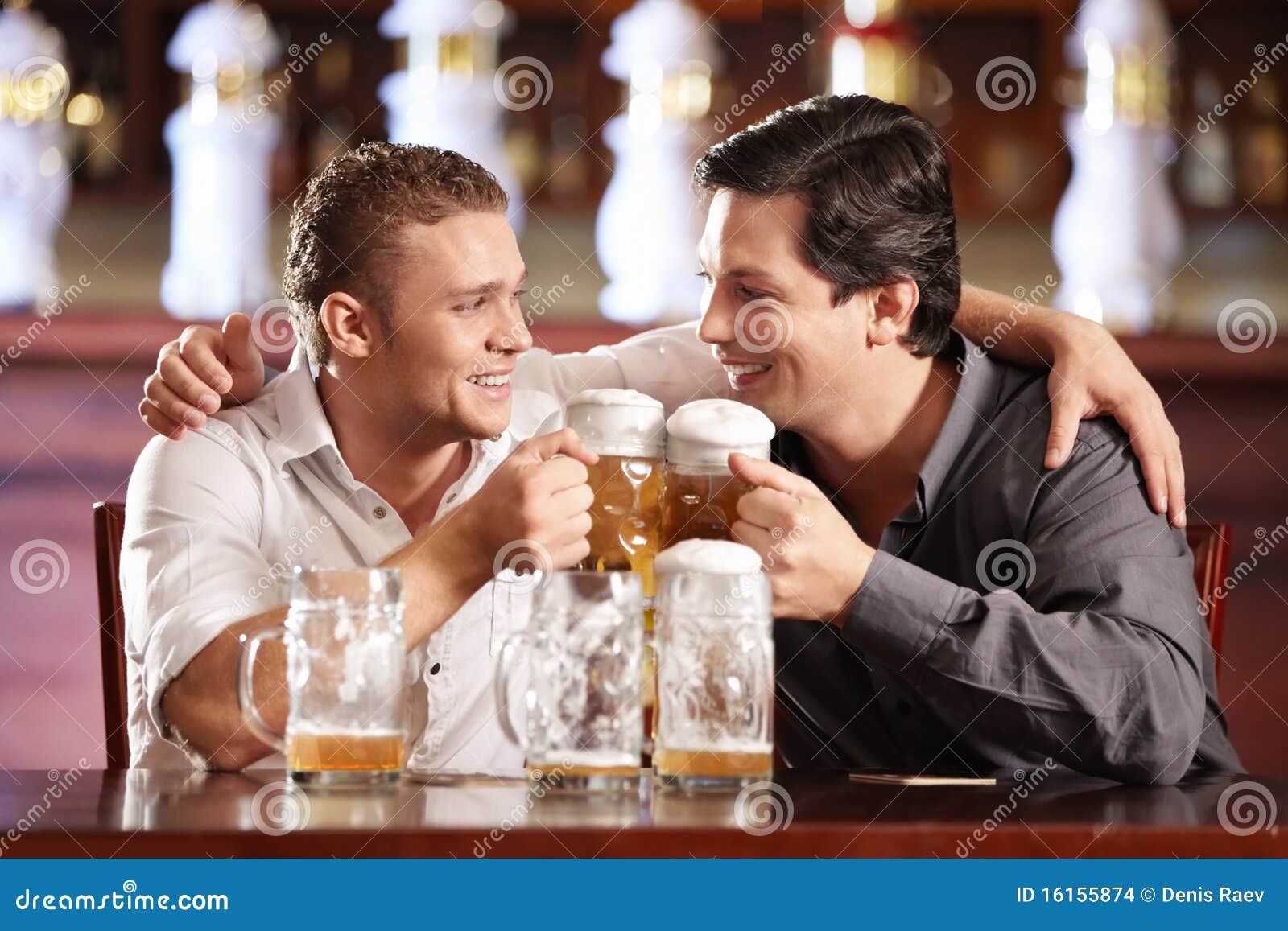 Uomo Allegro Ubriaco in Un Pub Fotografia Stock - Immagine di felicità ...