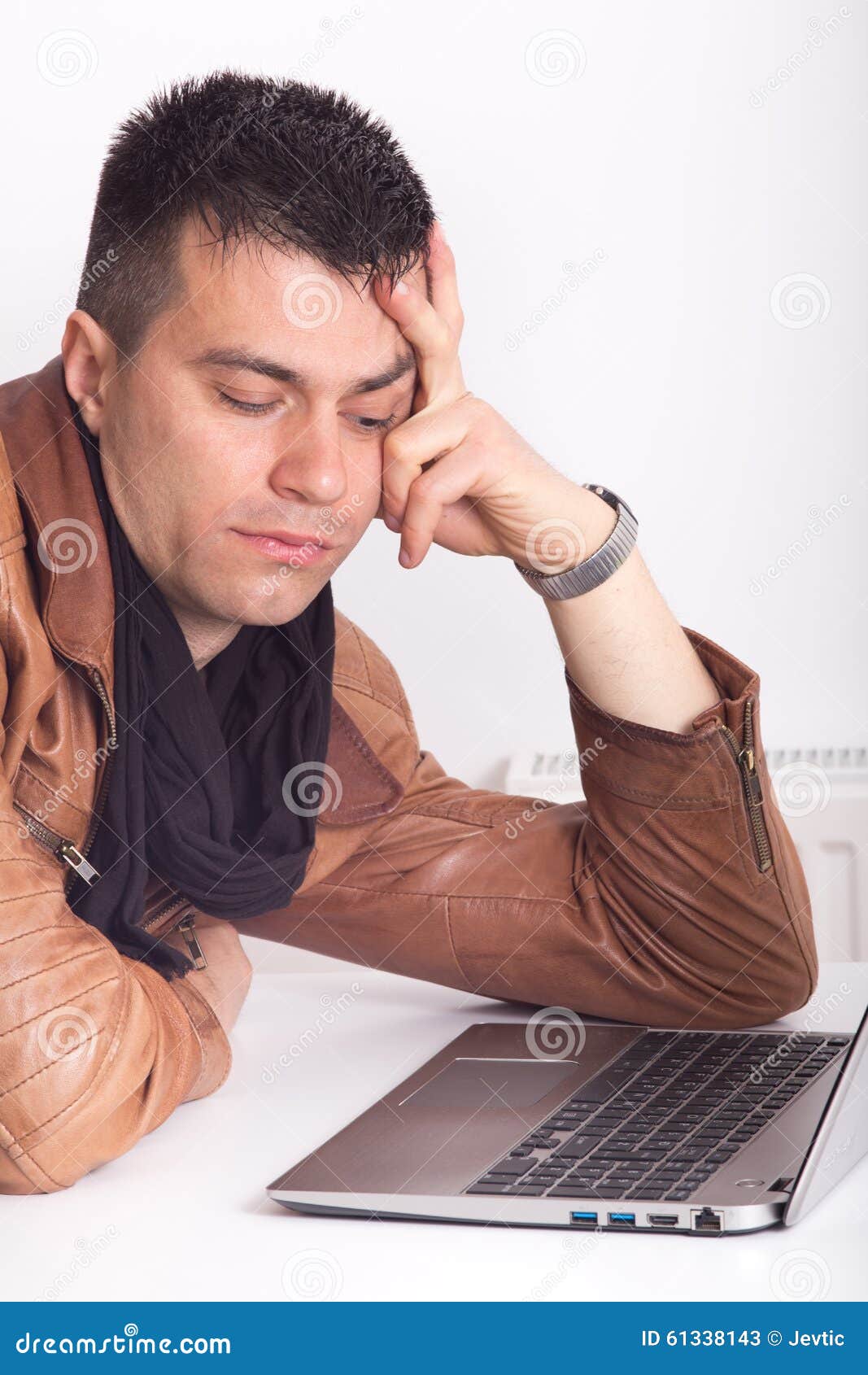 Uomo Annoiato Con Il Computer Portatile Immagine Stock - Immagine di ...