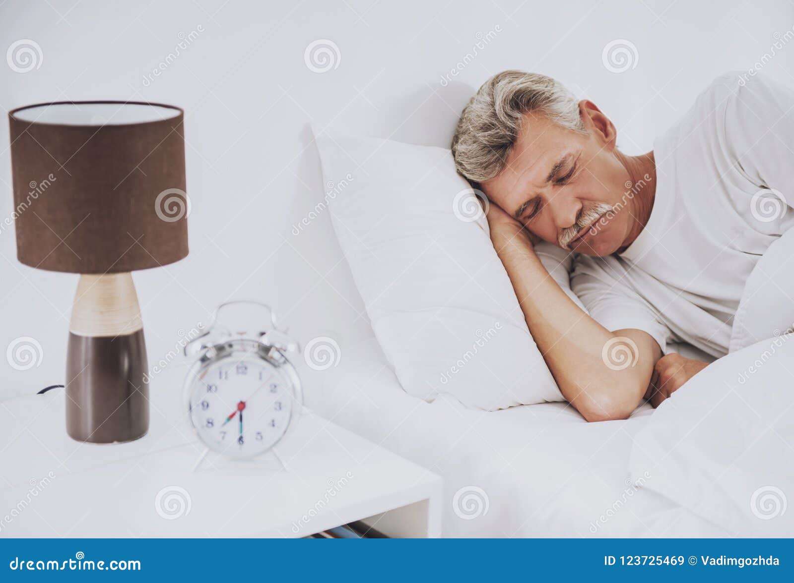 Uomo Anziano Che Dorme Nel Letto Bianco Comodo a Casa Immagine Stock ...