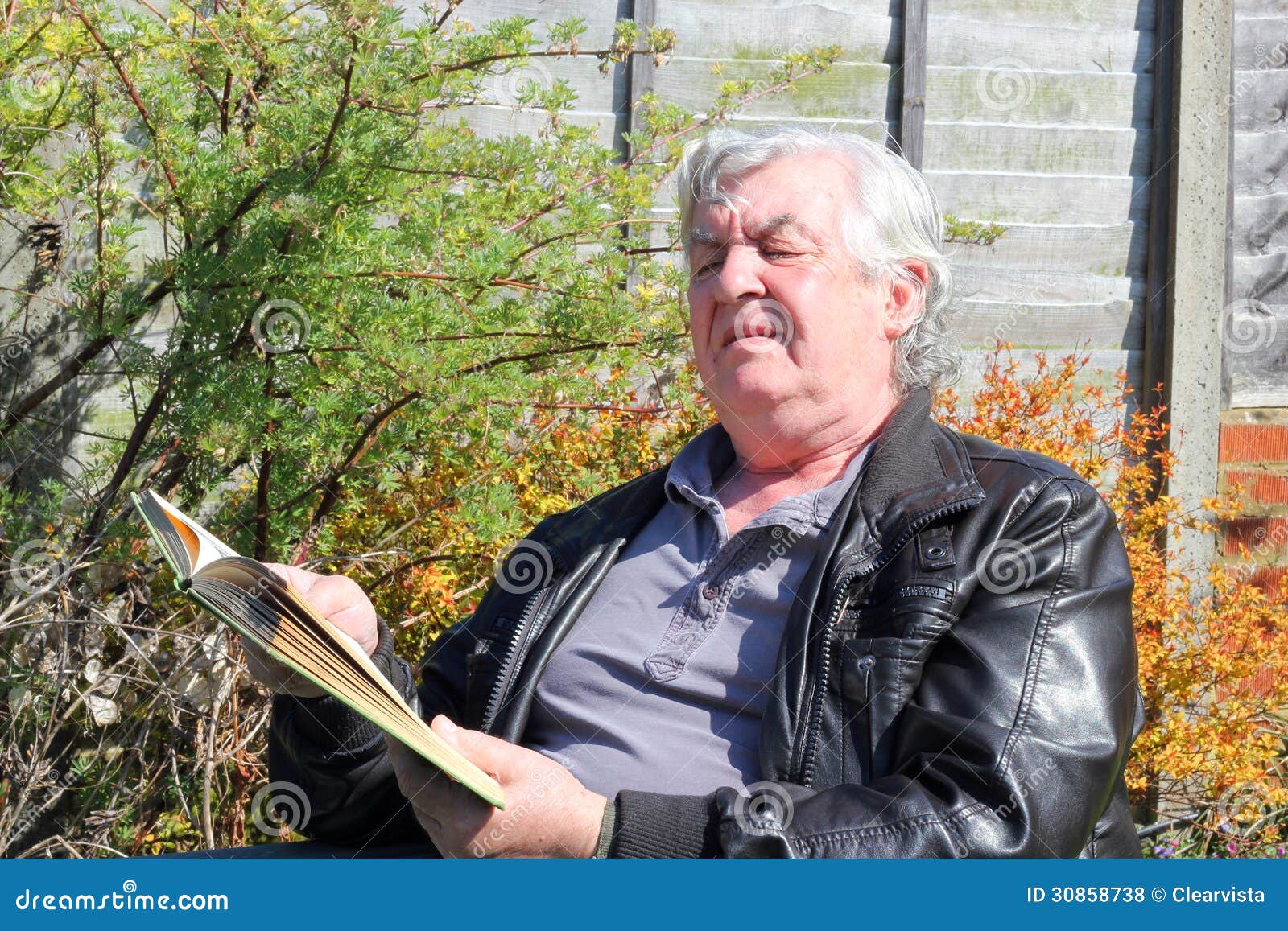 Uomo Anziano Con Cattiva Vista. Fotografia Stock - Immagine di sforzo ...