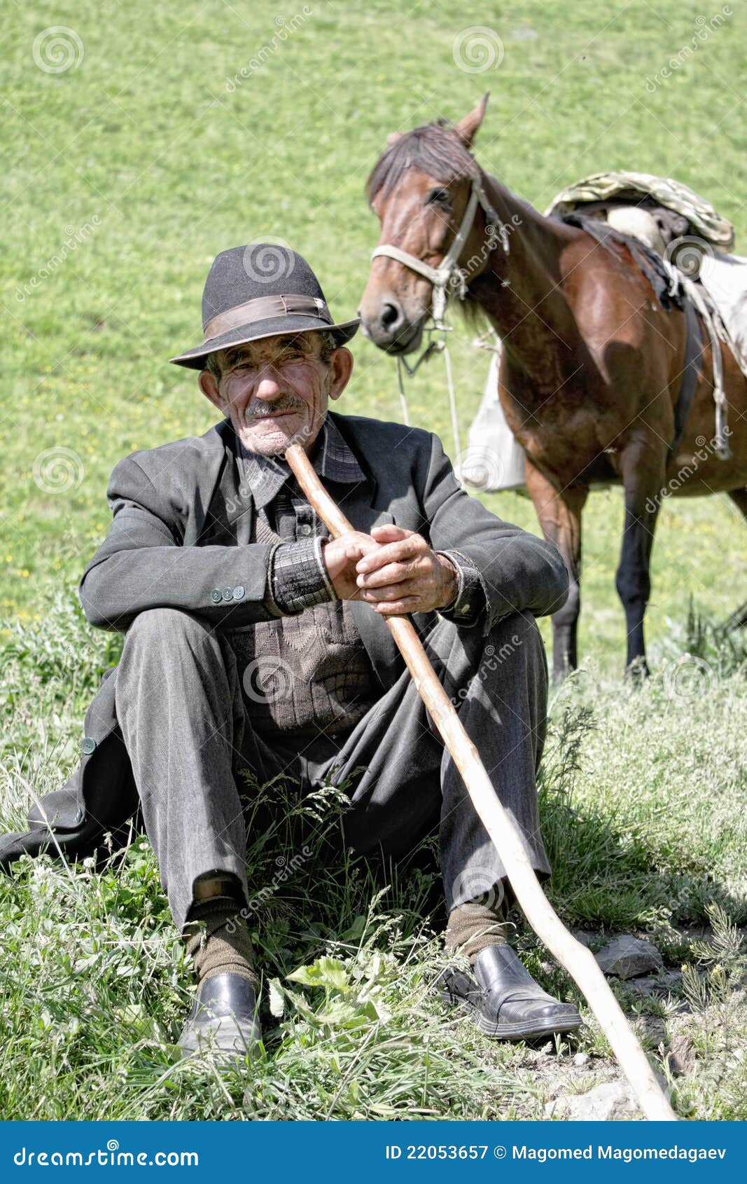Uomo Anziano Con Il Bastone Immagine Stock - Immagine di capelli ...
