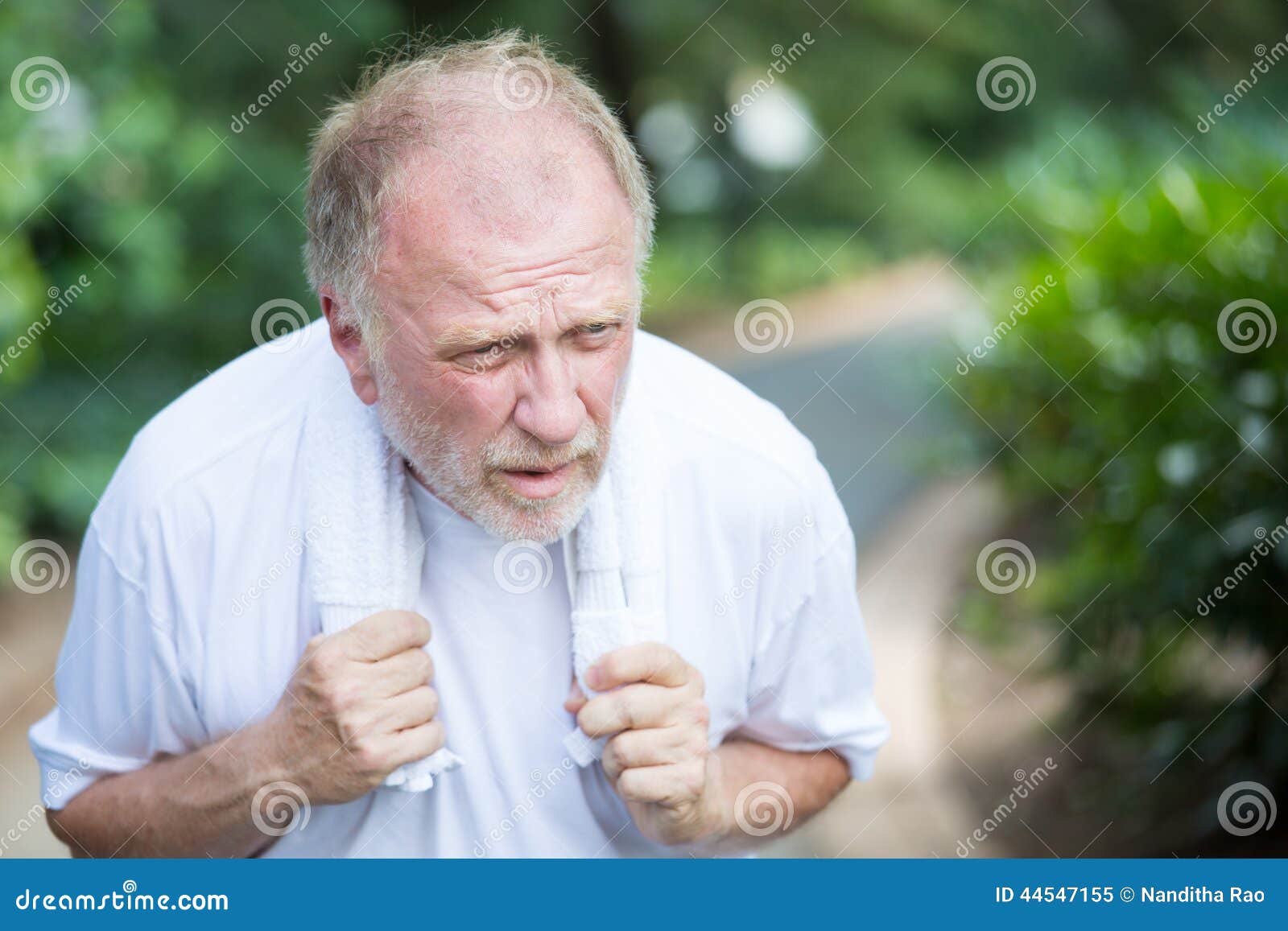 Uomo anziano debole immagine stock. Immagine di aiuto - 44547155