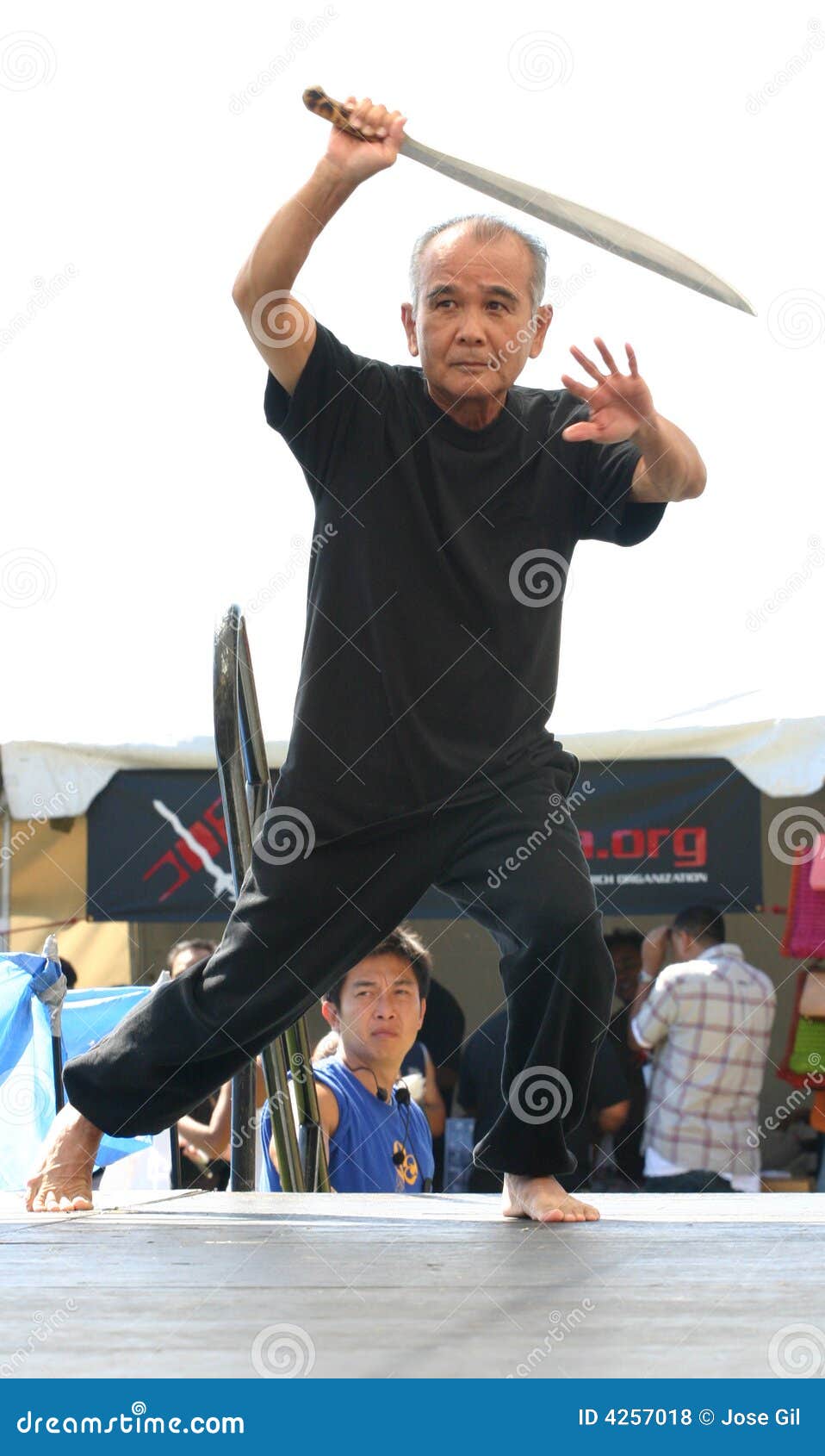 Uomo anziano e la spada fotografia stock editoriale. Immagine di uomo ...