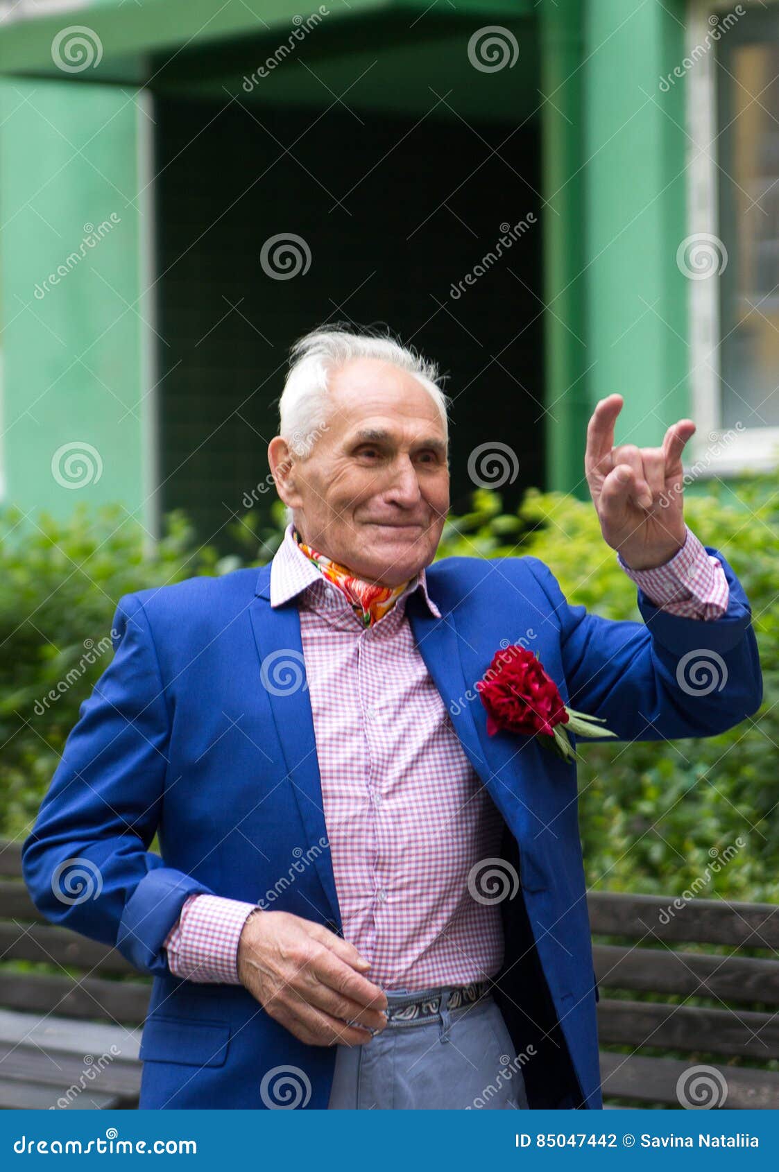 Uomo Anziano Elegante Vestito Che Sta All'aperto L'uomo Anziano Si ... Uomo Anziano Elegante Vestito Che Sta All'aperto L'uomo Anziano Si ...