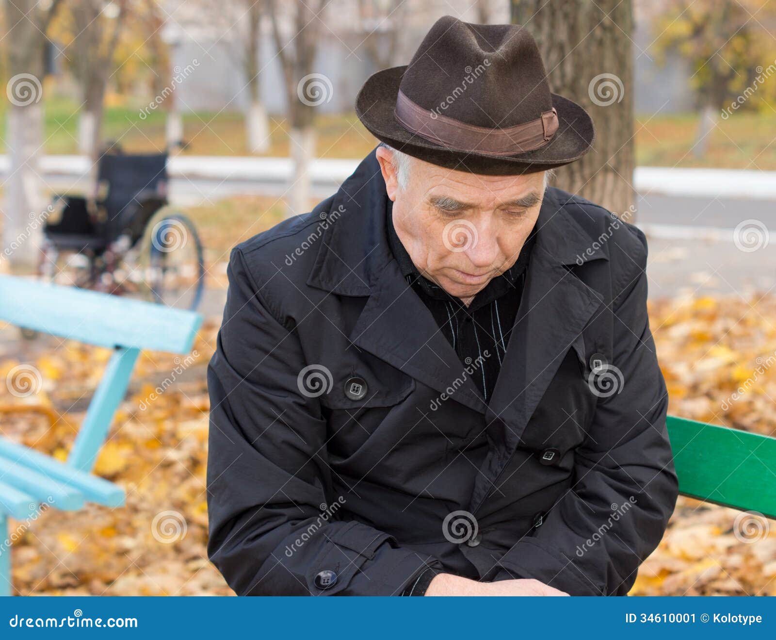 Uomo Anziano Solo Triste Su Un Banco Di Parco Immagine Stock - Immagine ... Uomo Anziano Solo Triste Su Un Banco Di Parco Immagine Stock - Immagine ...