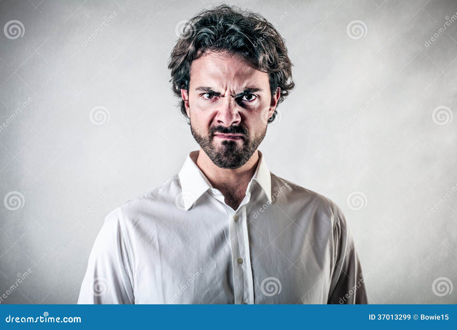 Uomo arrabbiato immagine stock. Immagine di sguardo, malcontento - 37013299
