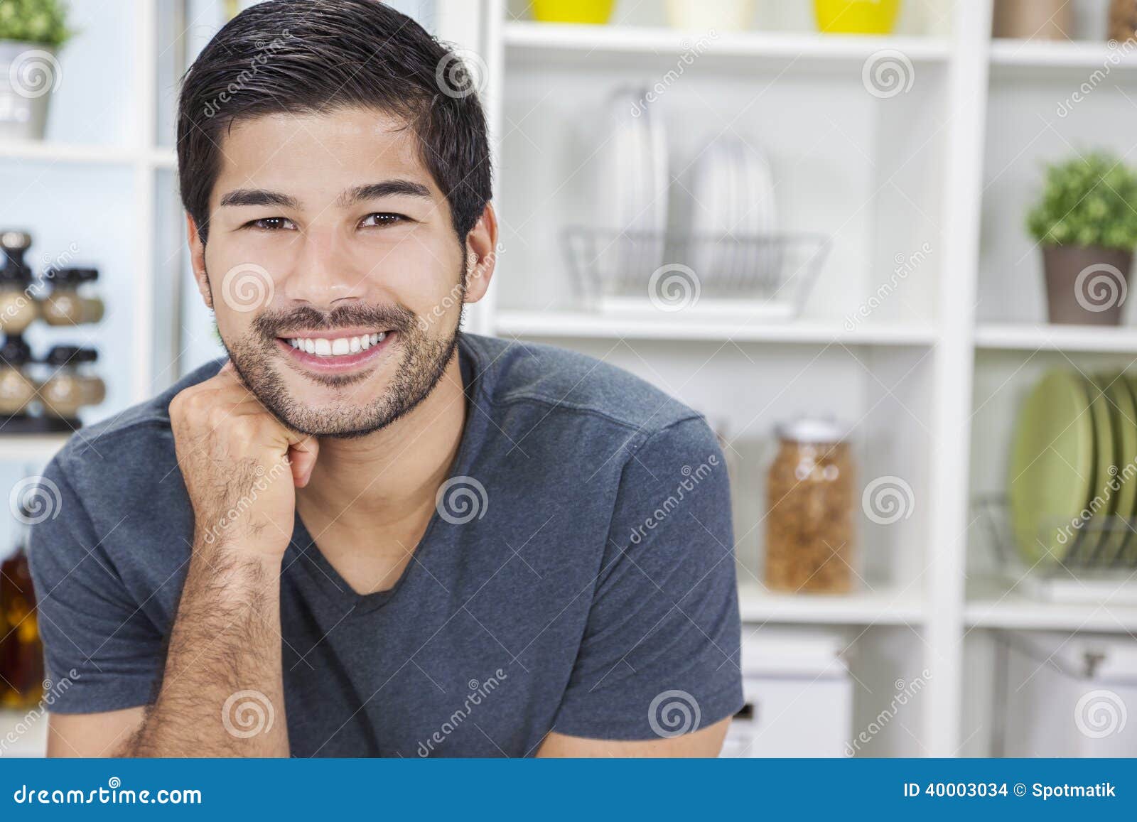 Uomo Asiatico Sorridente Bello Con La Barba Fotografia Stock - Immagine ...