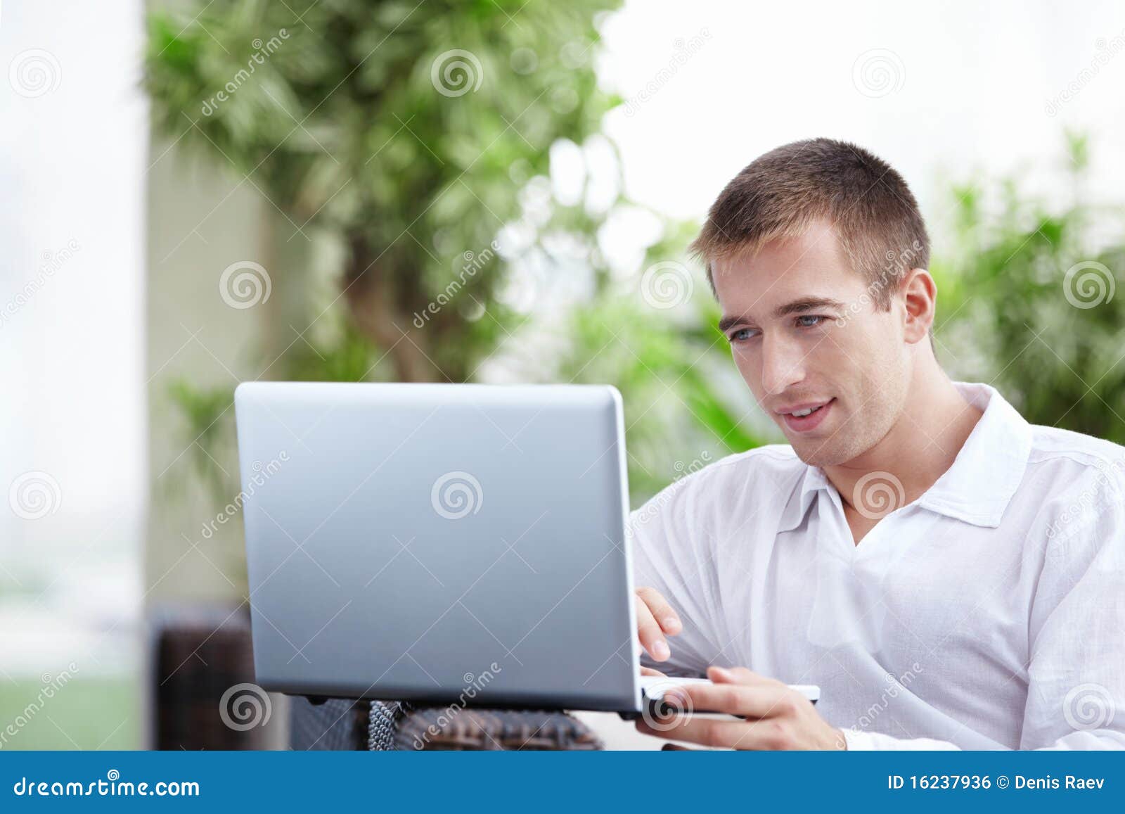 Uomo Attraente Con Il Computer Portatile Fotografia Stock - Immagine di ...