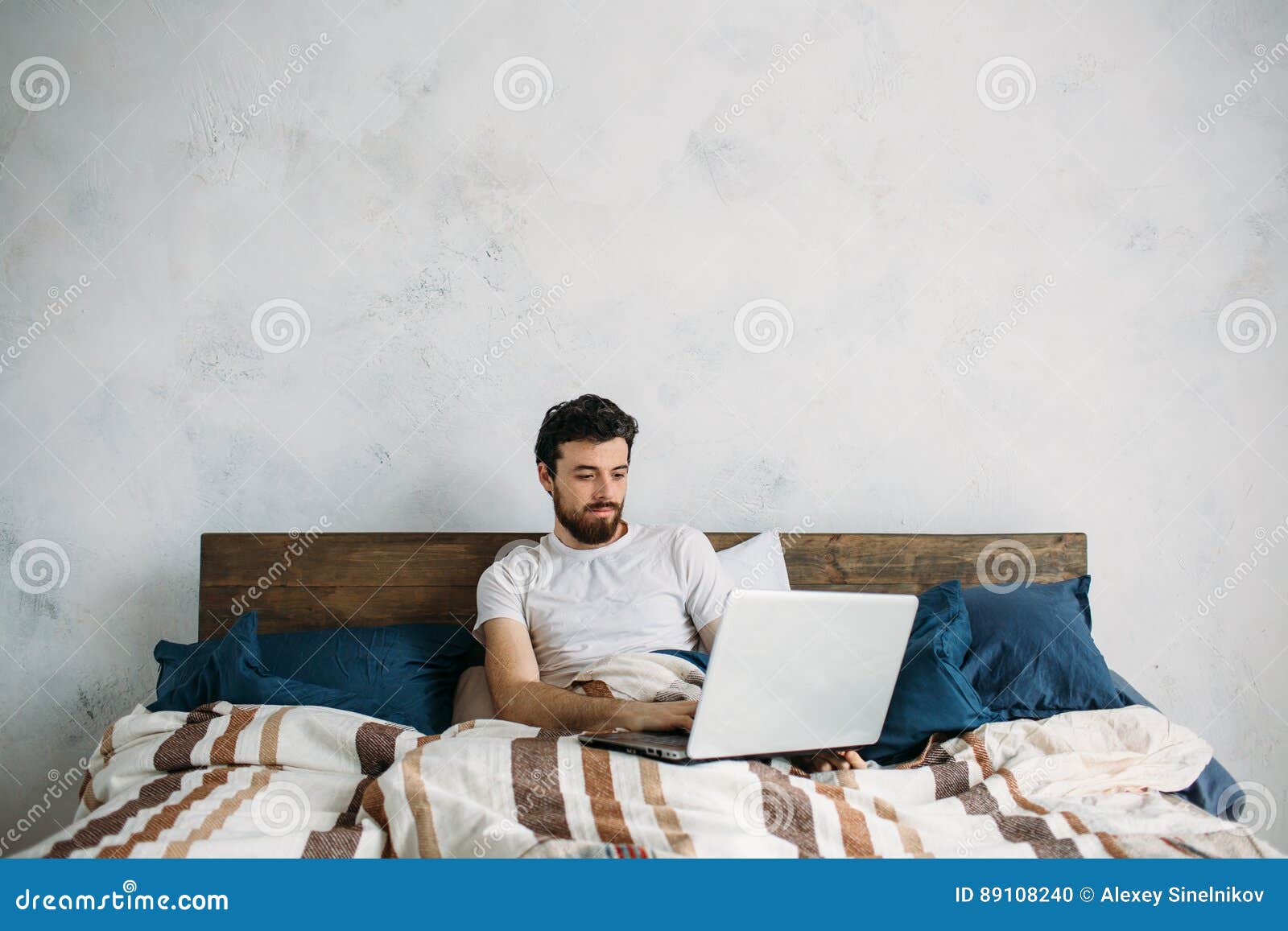 Uomo Bello Che Si Siede a Letto Fotografia Stock - Immagine di ...