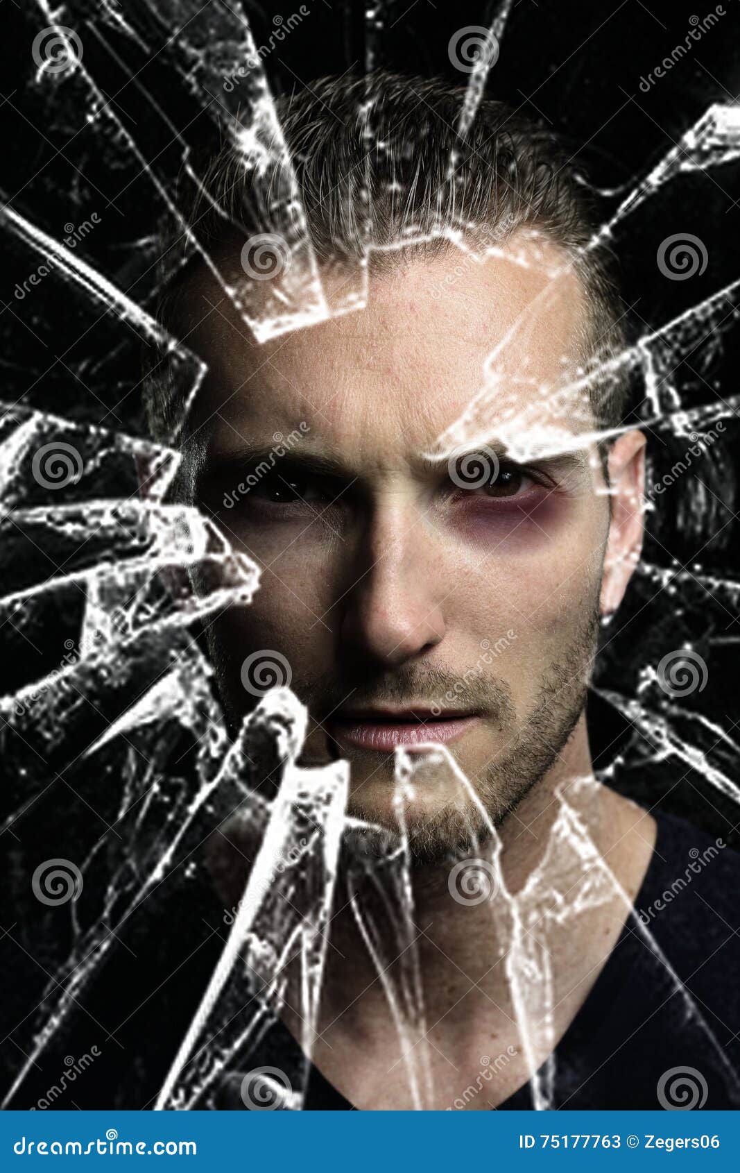 Uomo Bello Davanti Ad Uno Specchio Rotto Immagine Stock - Immagine di ...