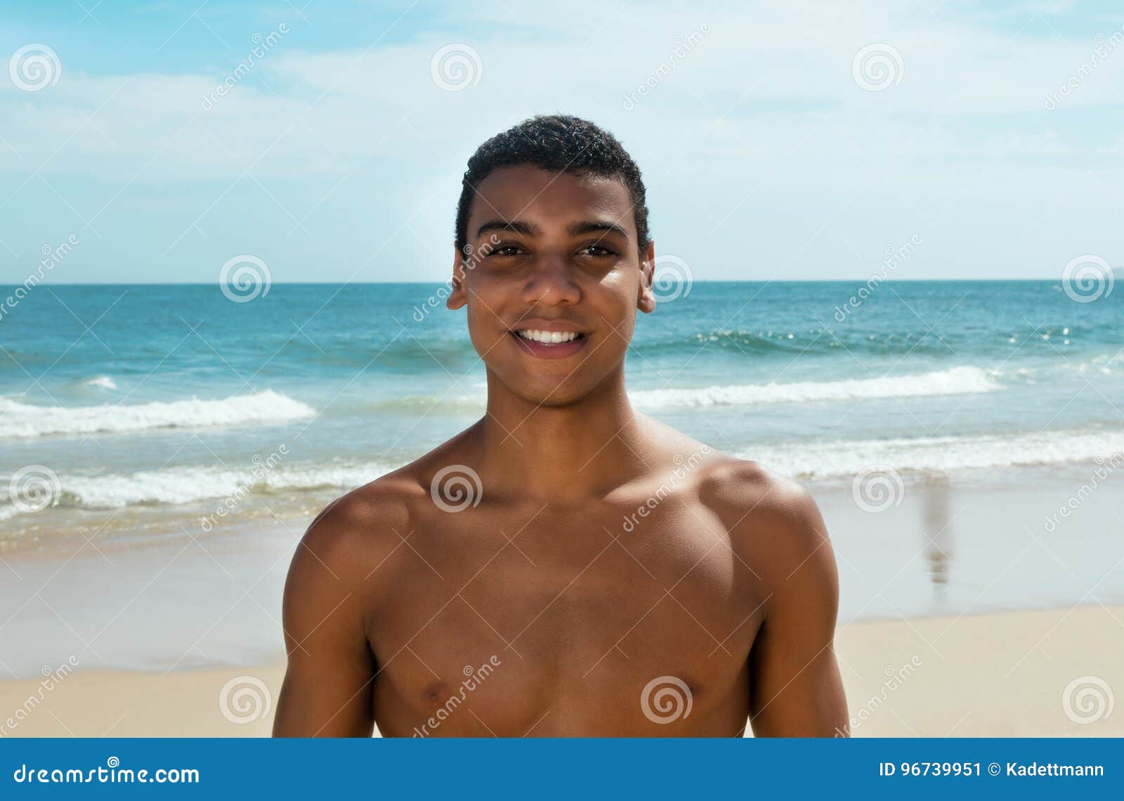 Uomo Brasiliano Di Risata Alla Spiaggia Immagine Stock - Immagine di ...