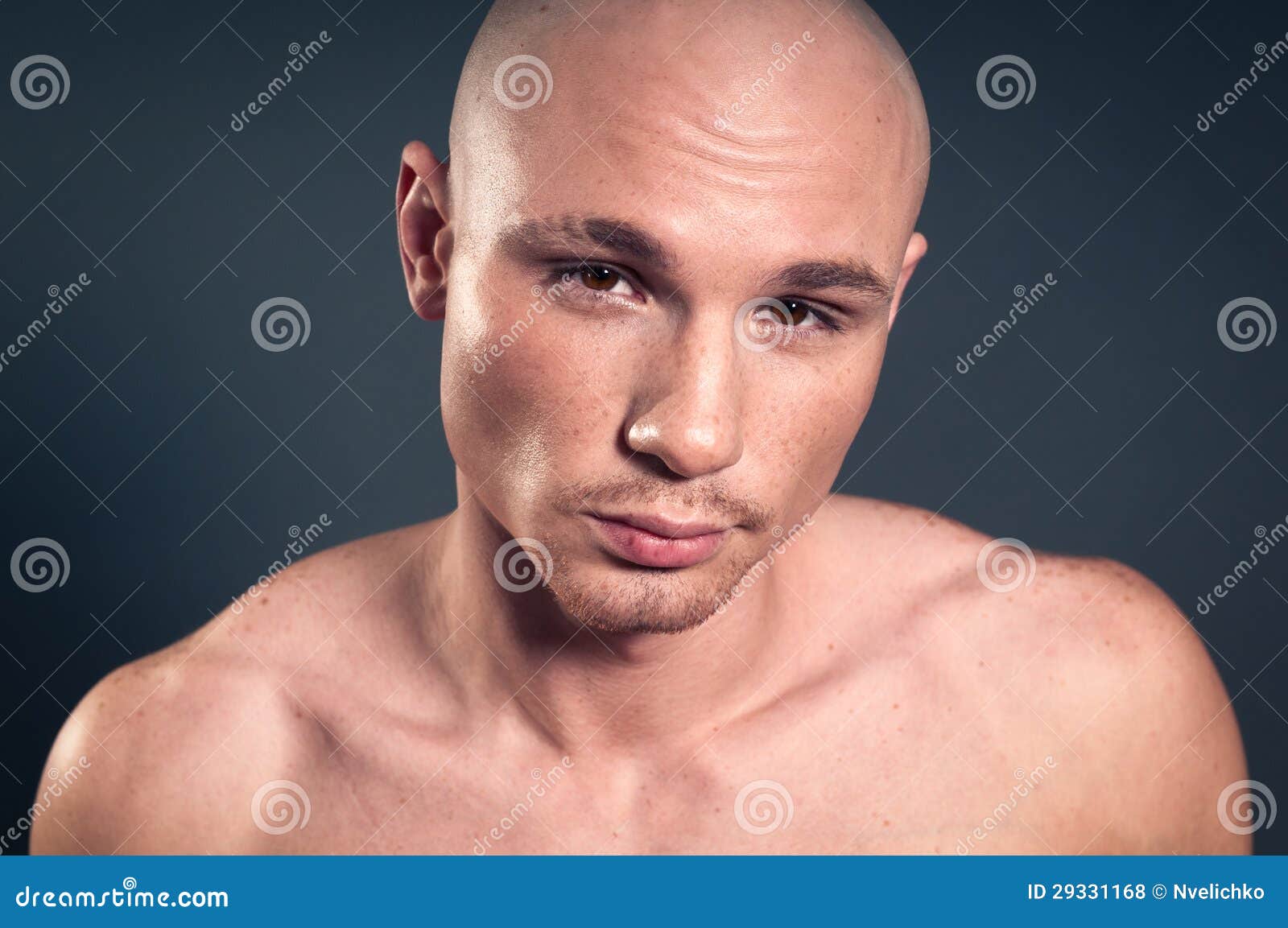 Uomo calvo fotografia stock. Immagine di sicuro, muscolare - 29331168