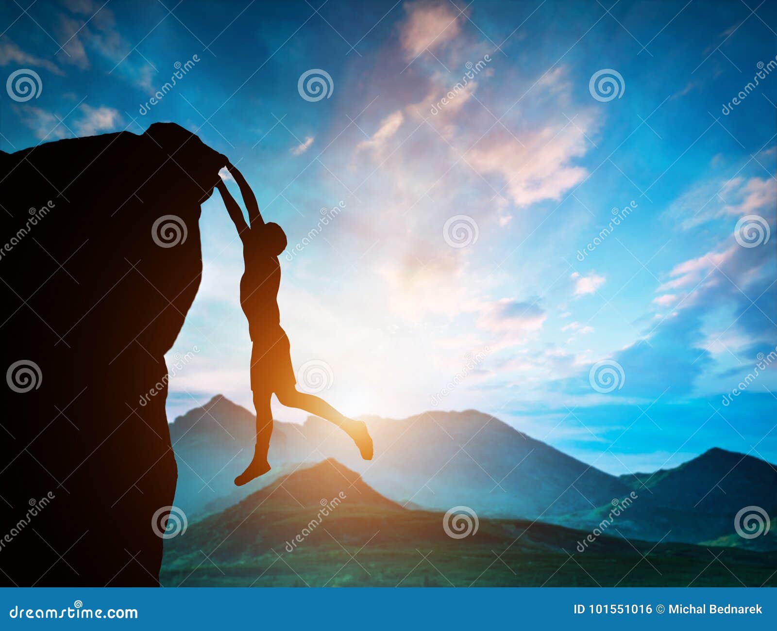 Uomo Che Appende Sull'orlo Della Montagna Al Tramonto Illustrazione di ...