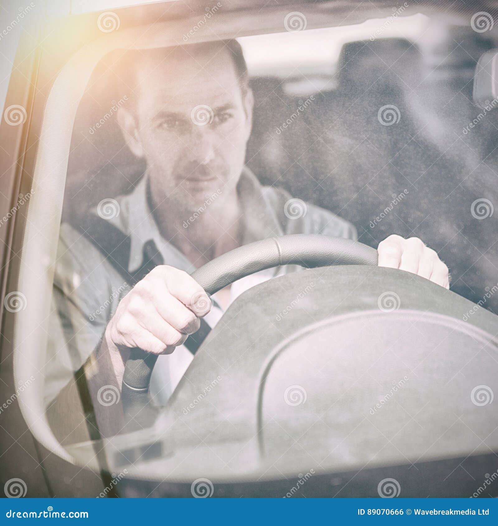 Uomo Che Conduce Un'automobile Fotografia Stock - Immagine di maniglia ...