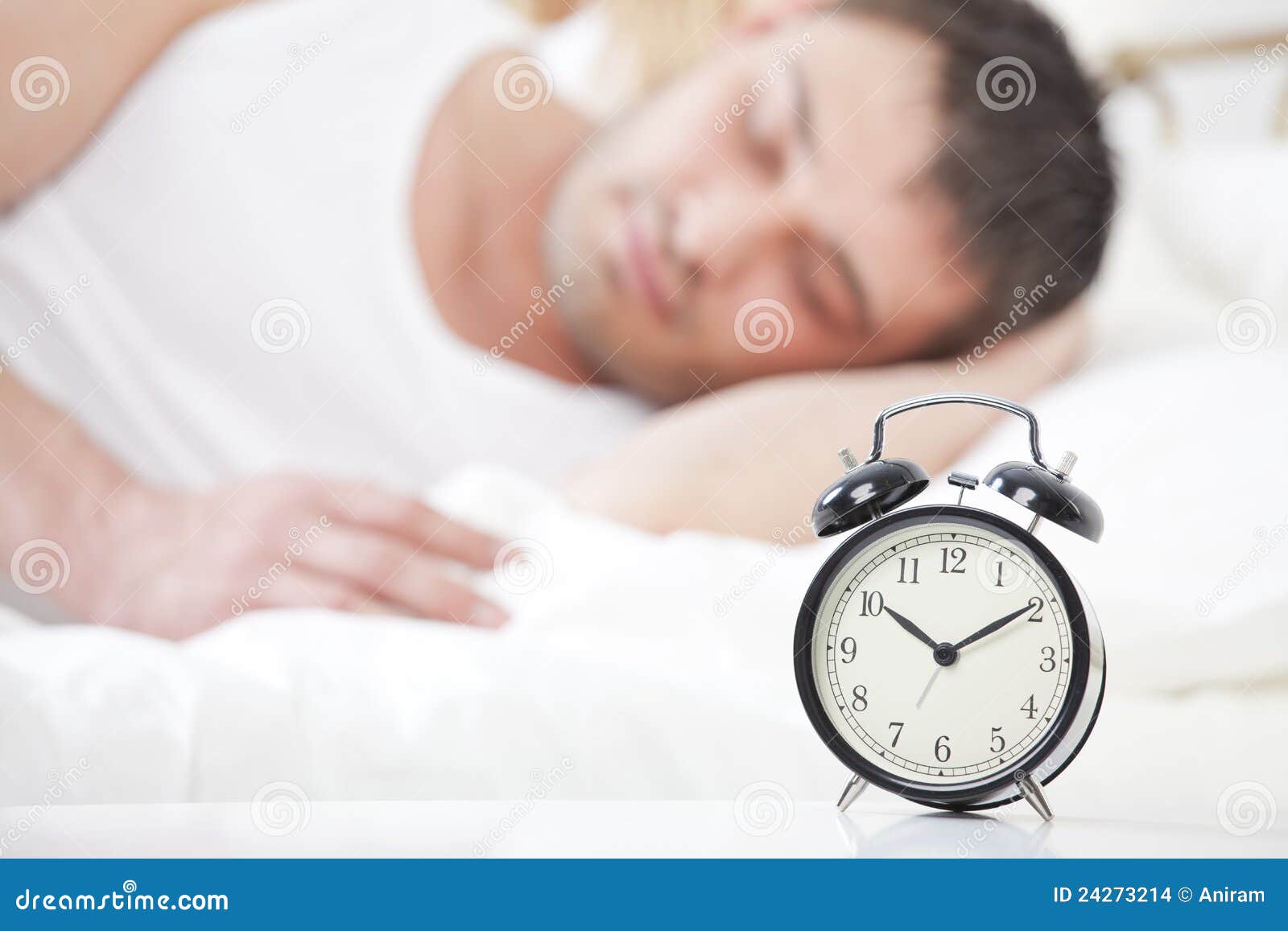 Uomo Che Dorme Con La Sveglia Fotografia Stock - Immagine di nightwear ... Uomo Che Dorme Con La Sveglia Fotografia Stock - Immagine di nightwear ...