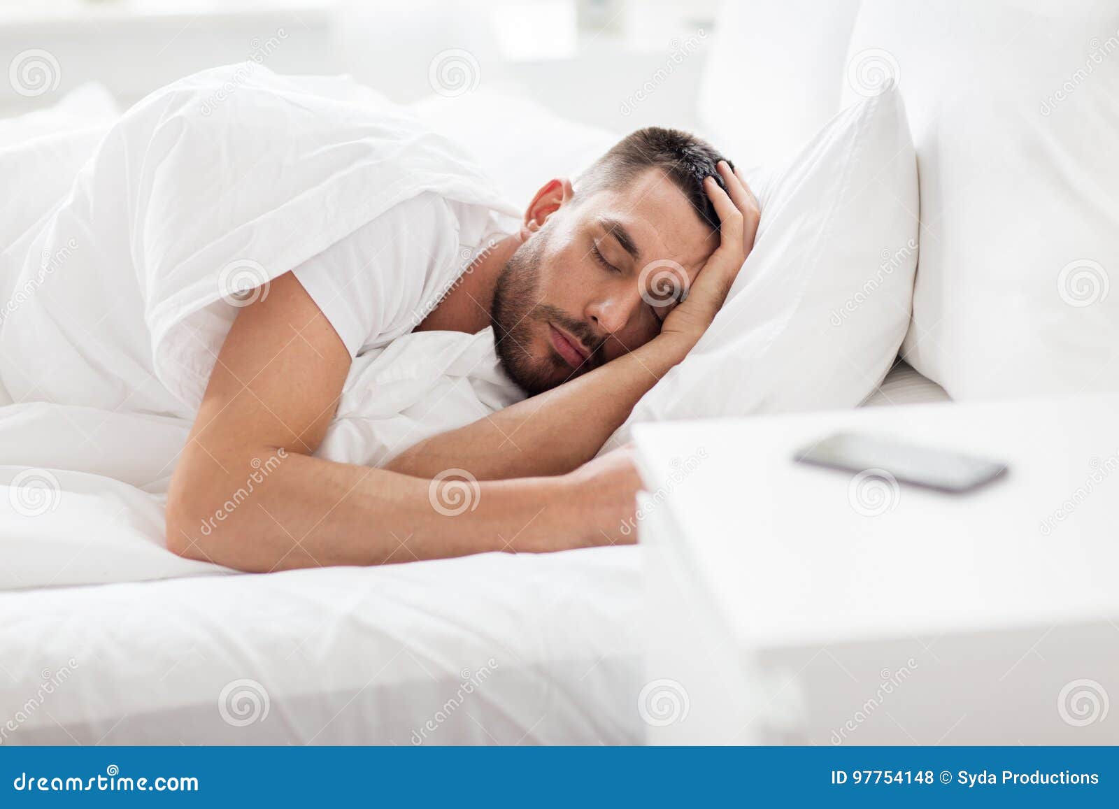 Uomo Che Dorme a Letto Con Lo Smartphone Sul Comodino Fotografia Stock ...